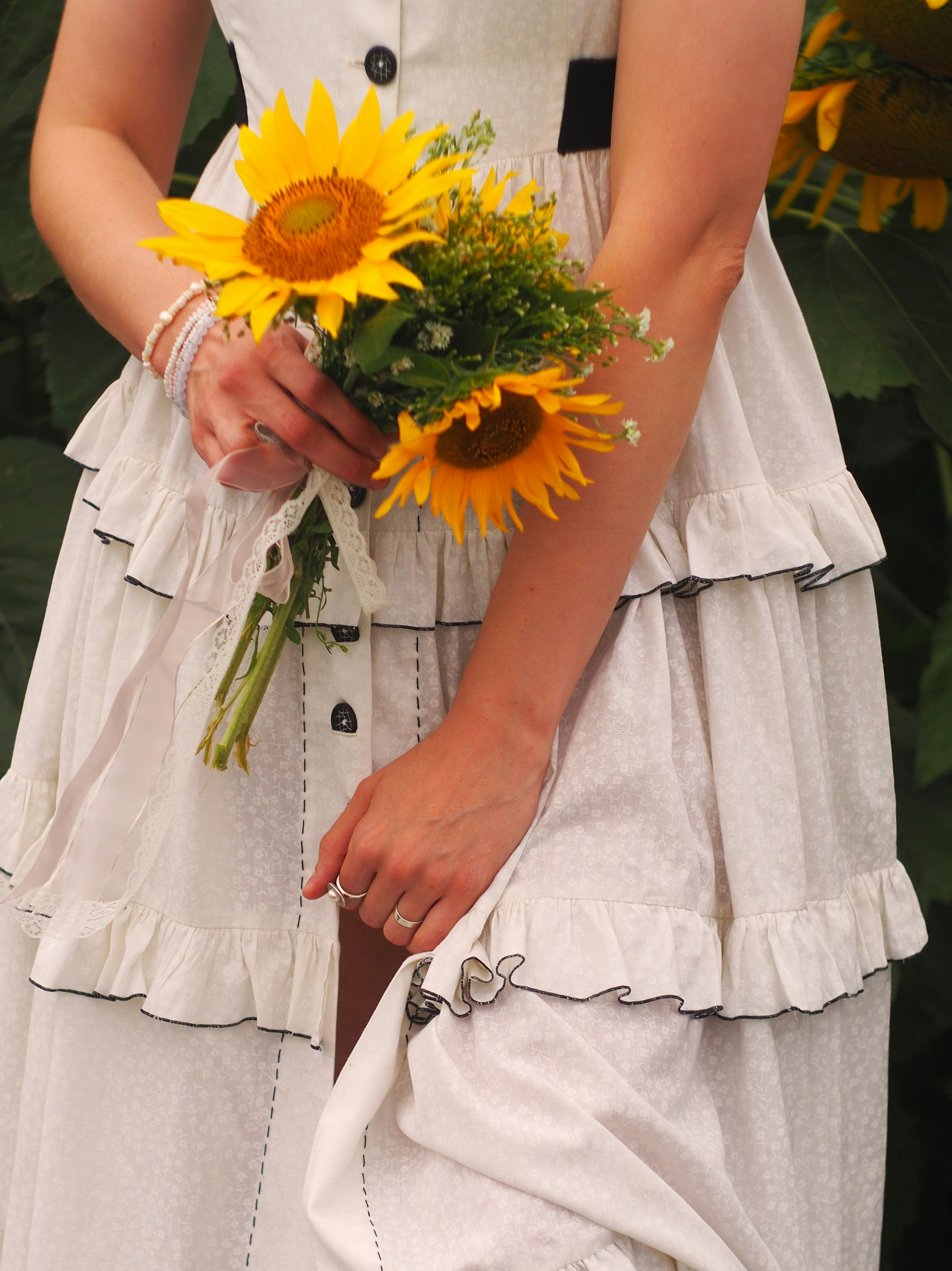 Bride and sunflowers bouquet