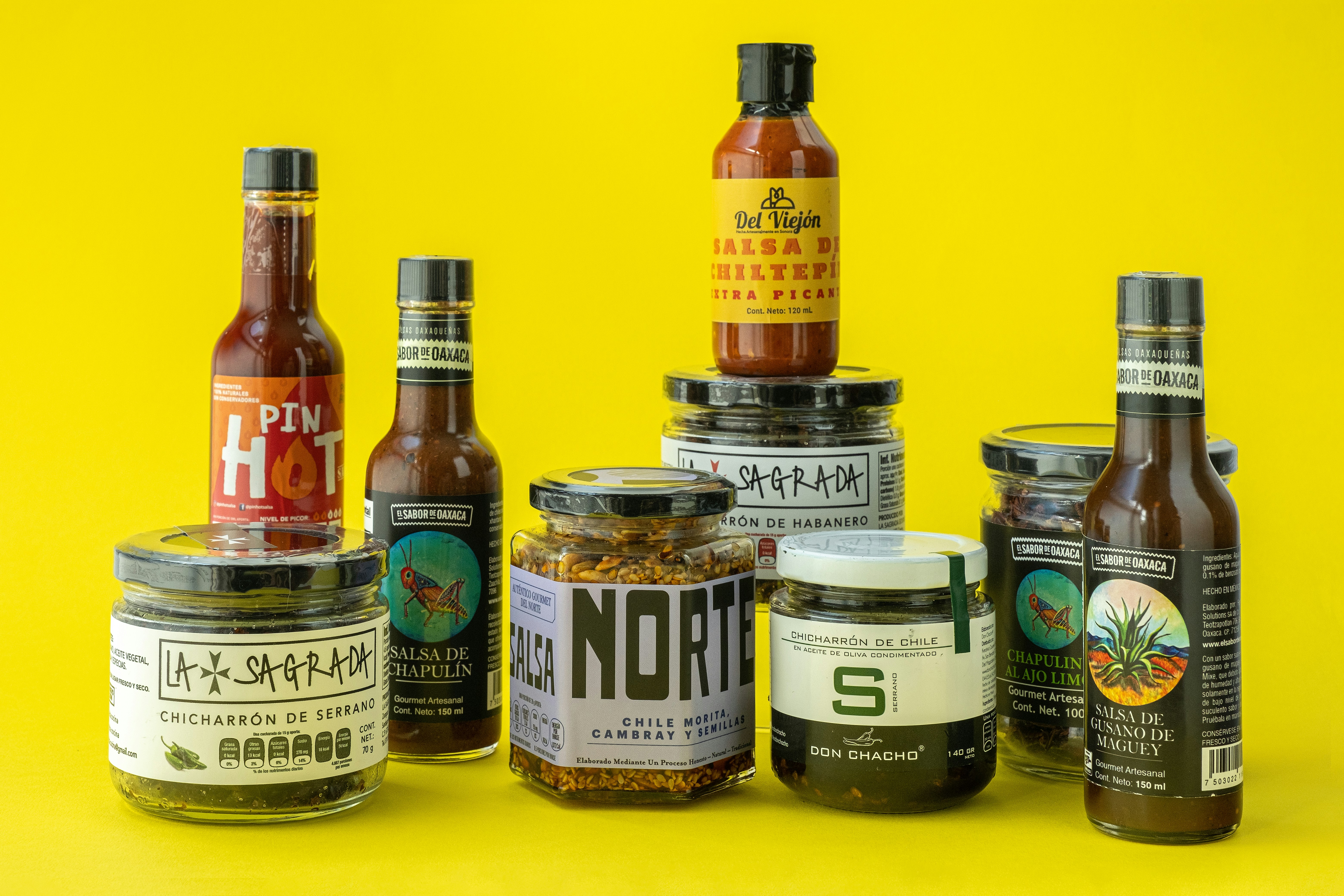 Un grupo de diferentes tipos de salsas y condimentos foto – Imagen de ...