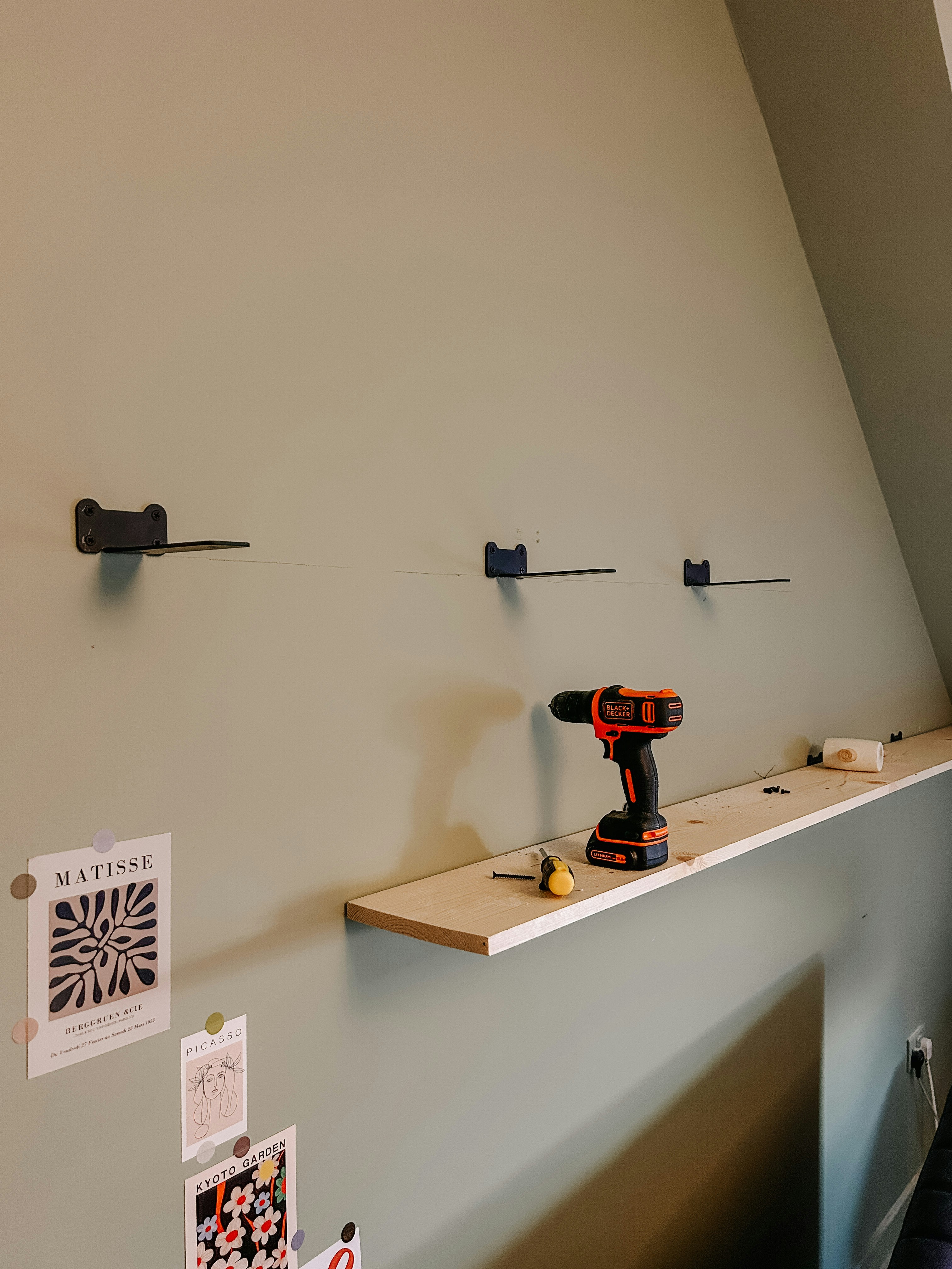 A room with a shelf and a driller on top of it photo – Free Interior ...