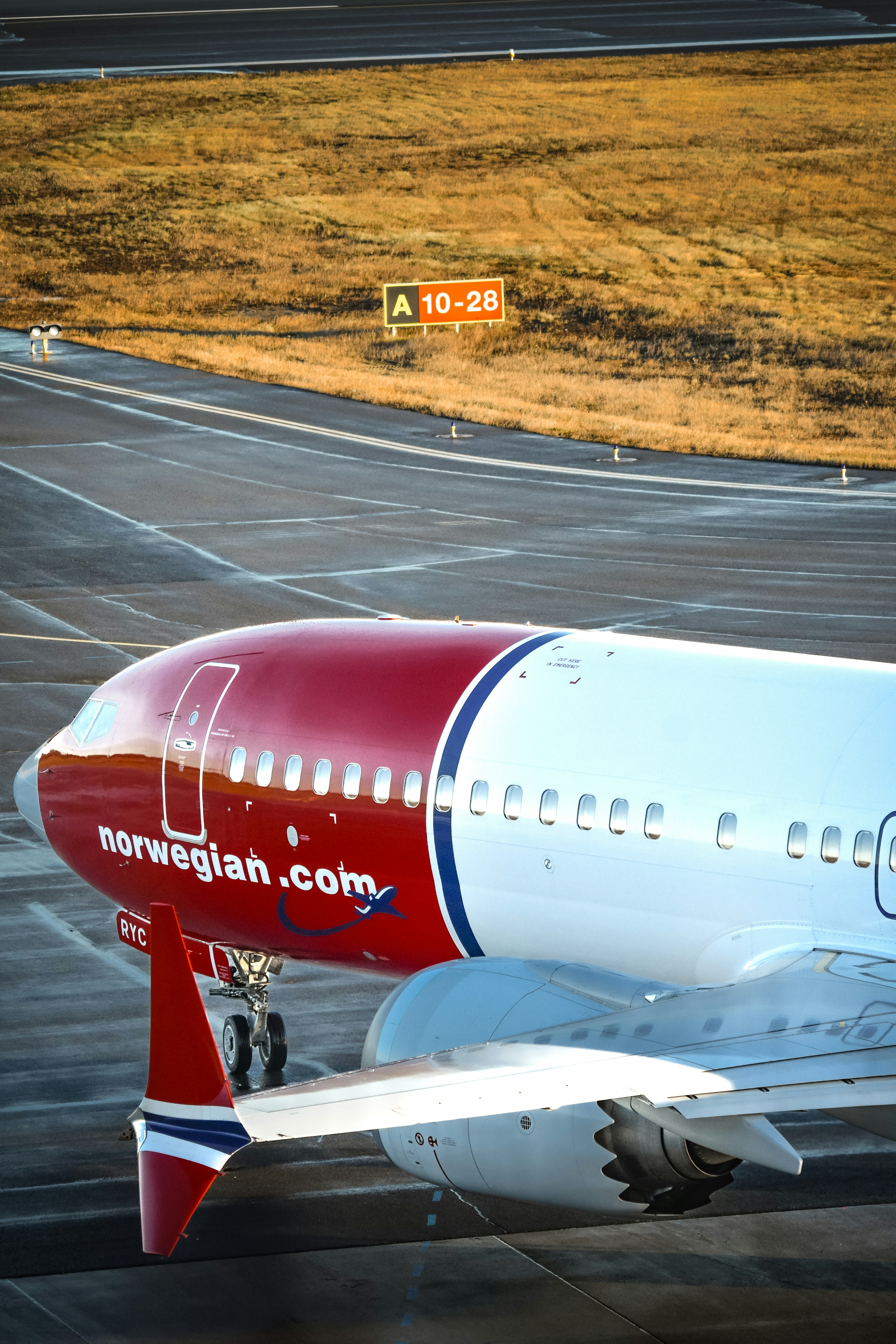 Front-Quarter View of a Norwegian Air A321 at Gate A10-28