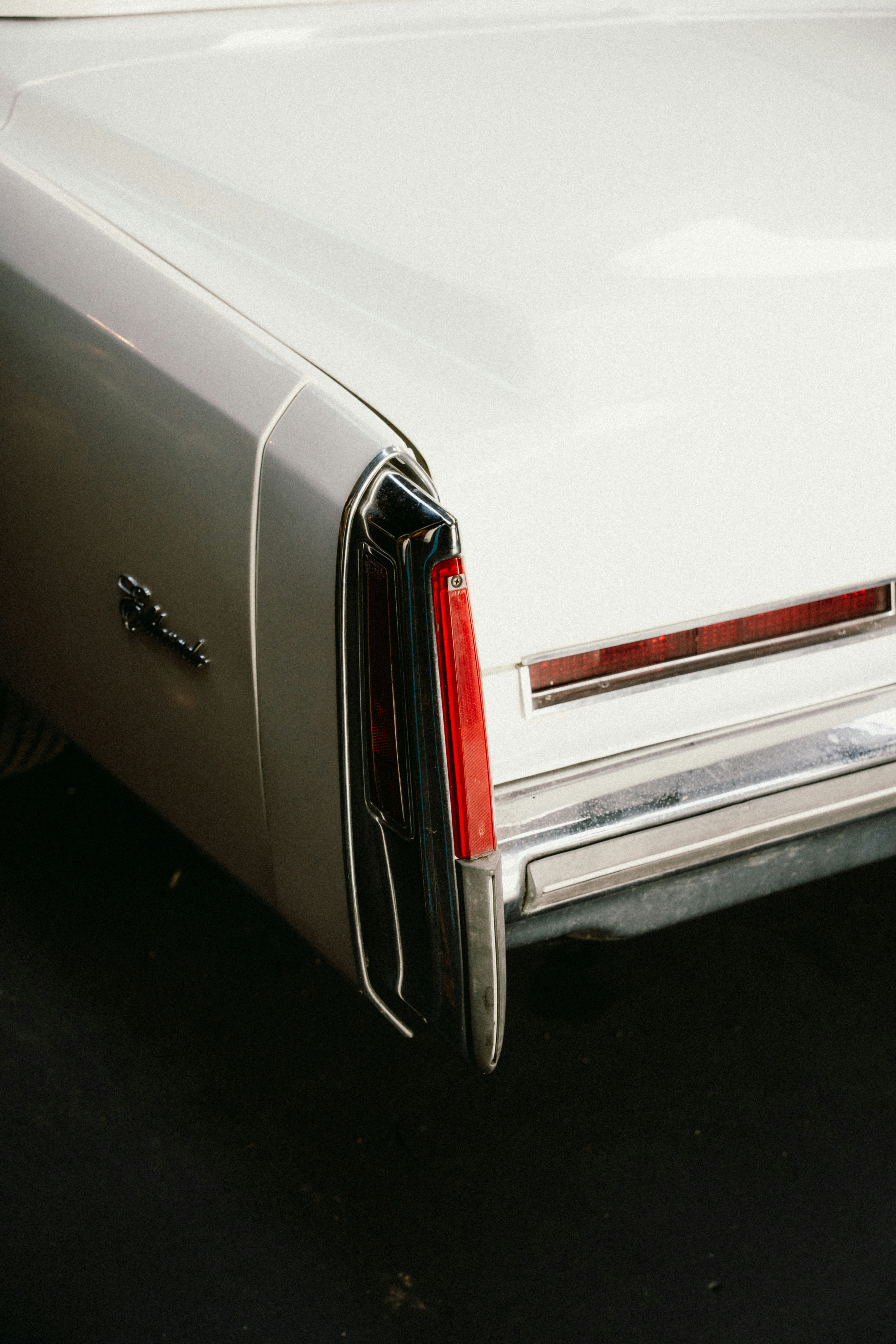 A close up of the tail end of a white car photo – Free Emblematik ...