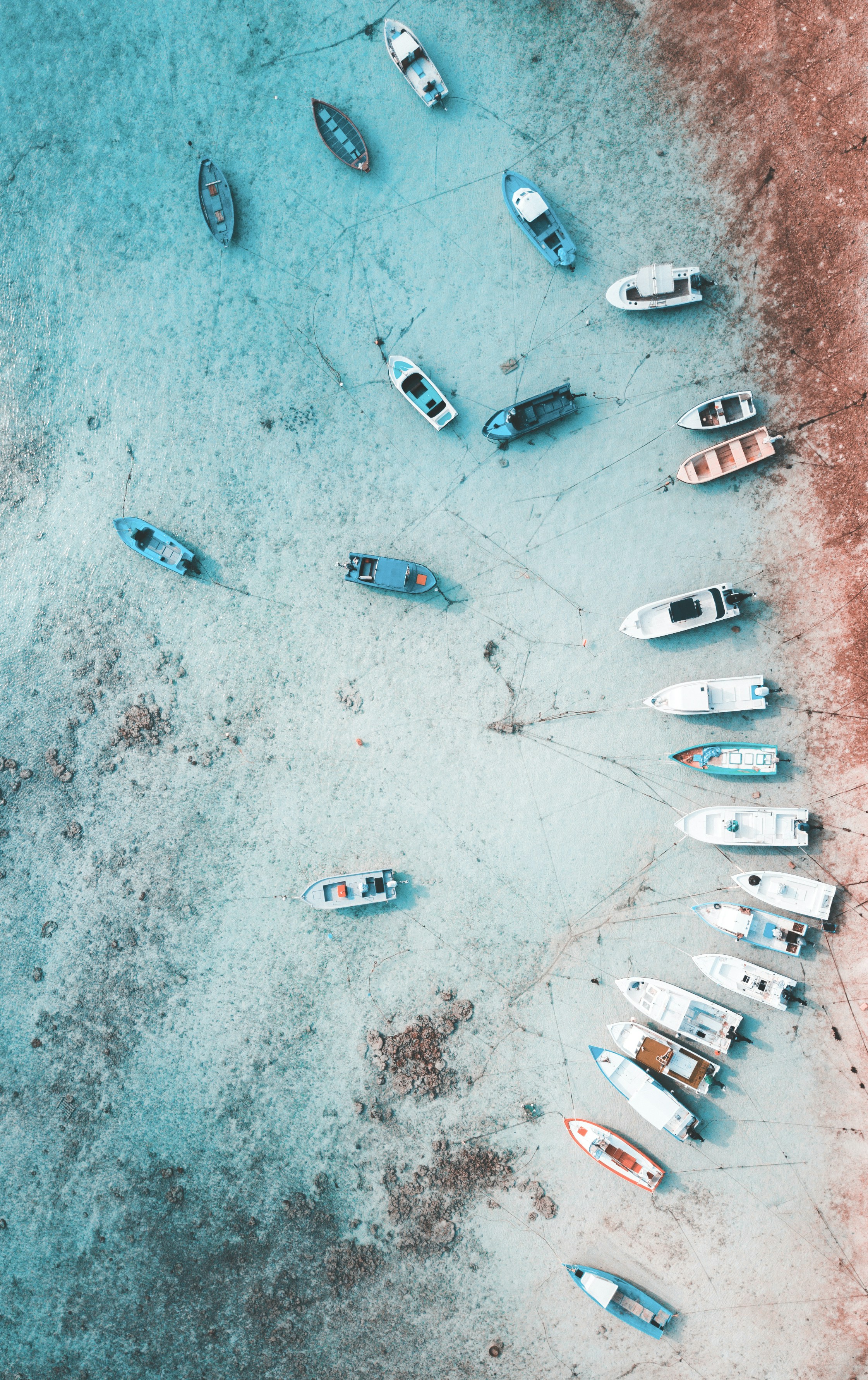 Un grupo de botes sentados en la parte superior de una playa de arena ...