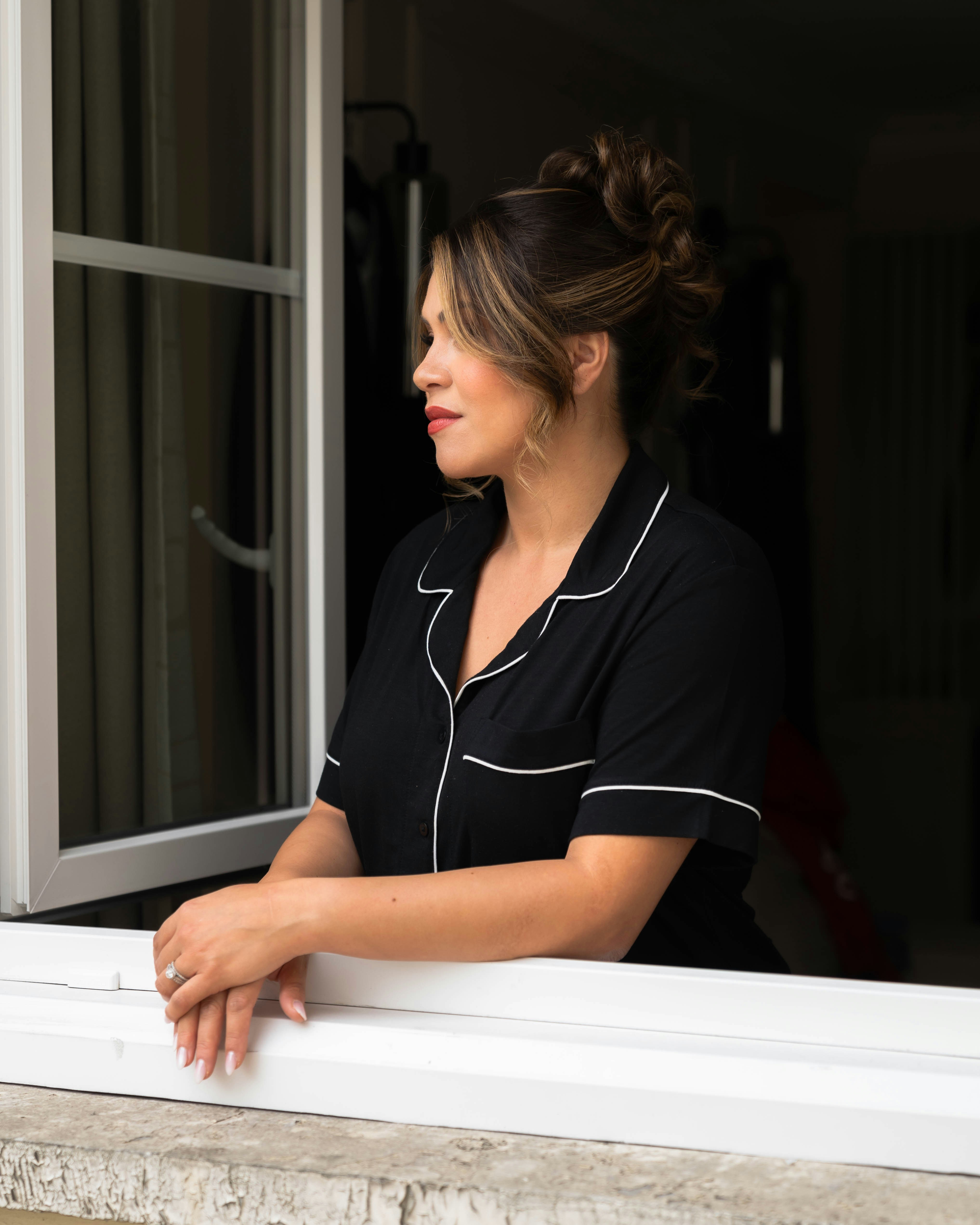 Window-side Poise: Portrait in Quiet Window Light