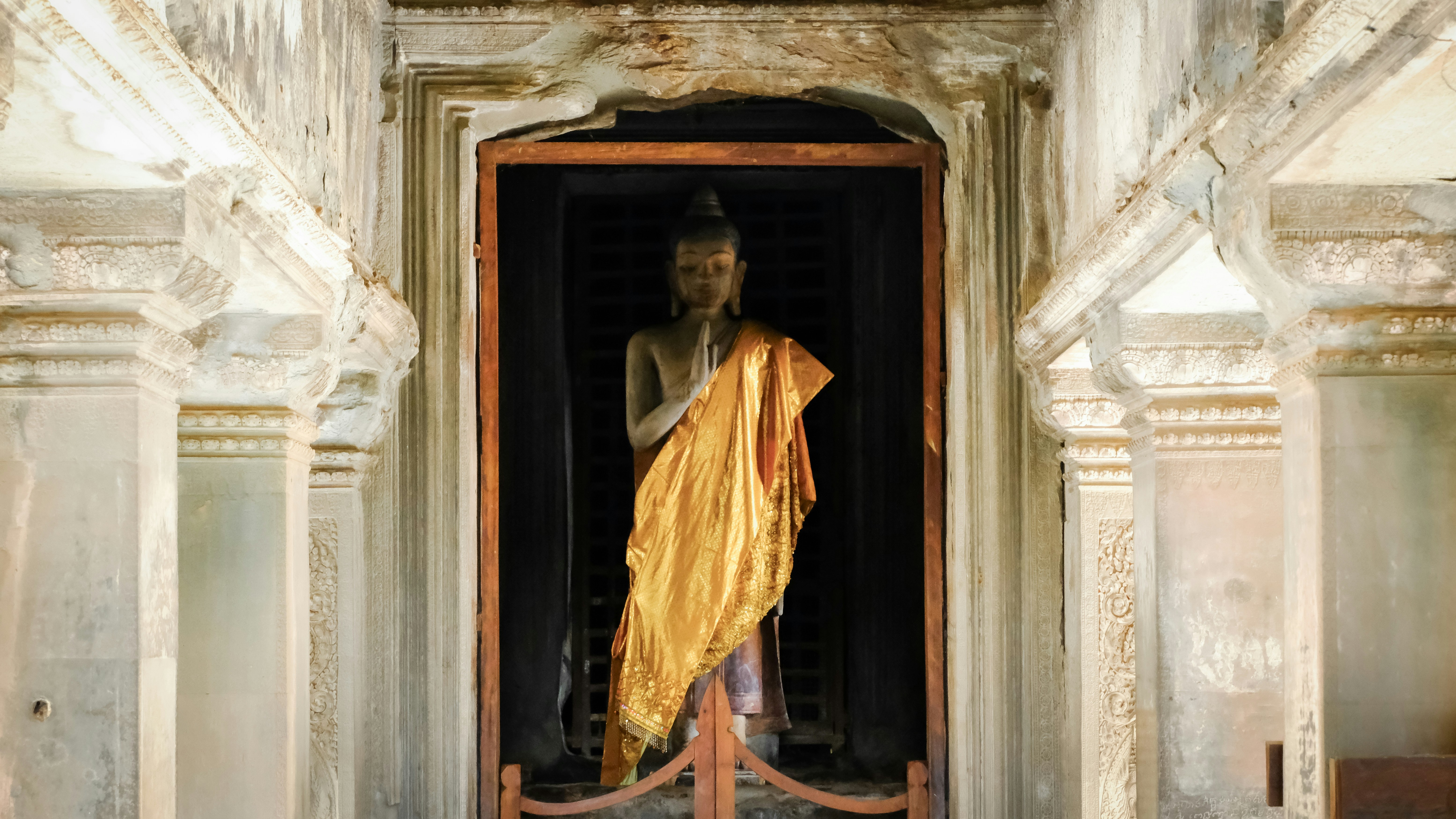 A statue of a monk in a doorway photo – Free Cambodia Image on Unsplash
