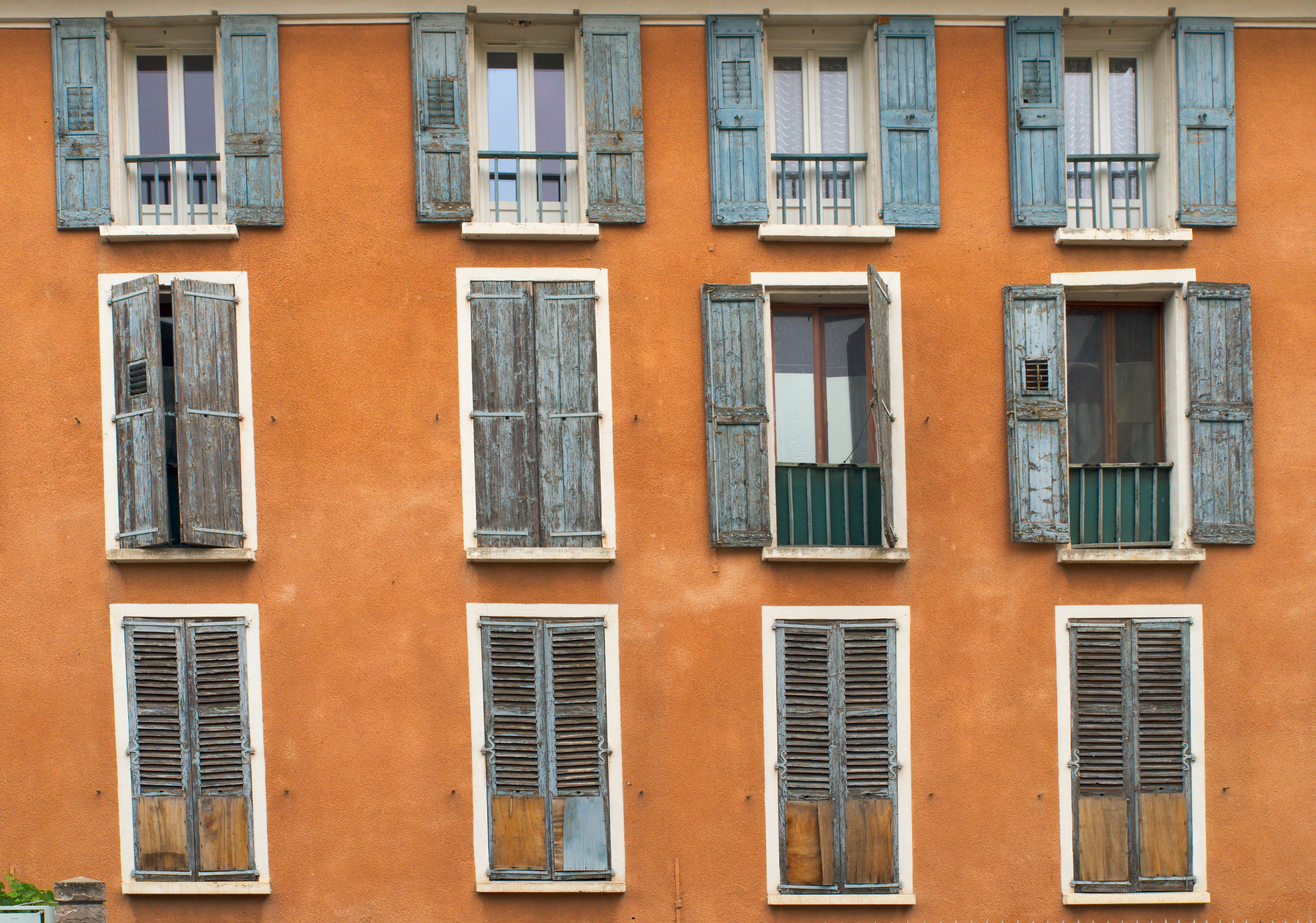 A building with many windows and a bench in front of it