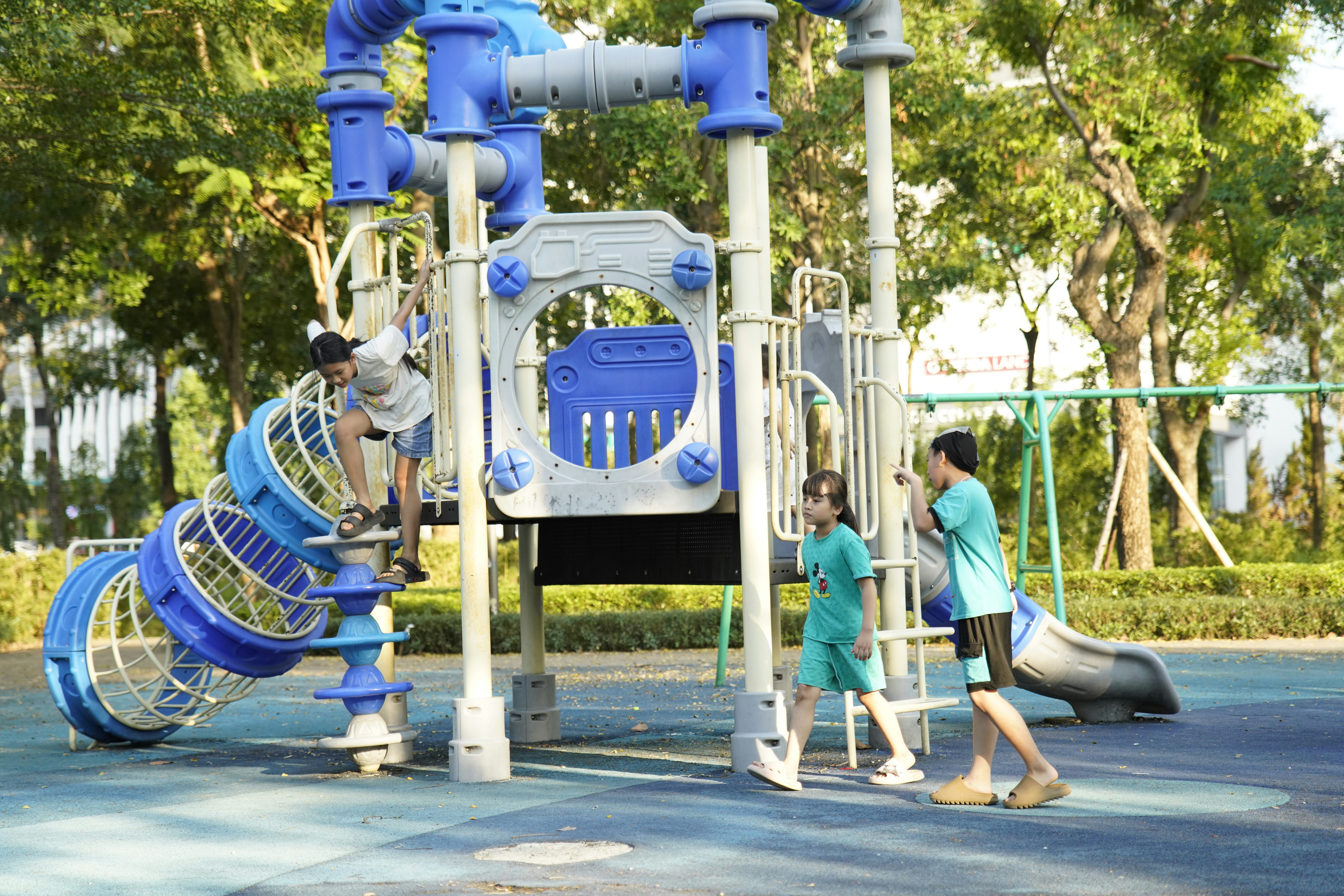 A children's play area with blue pipes and a slide photo – Free Man ...