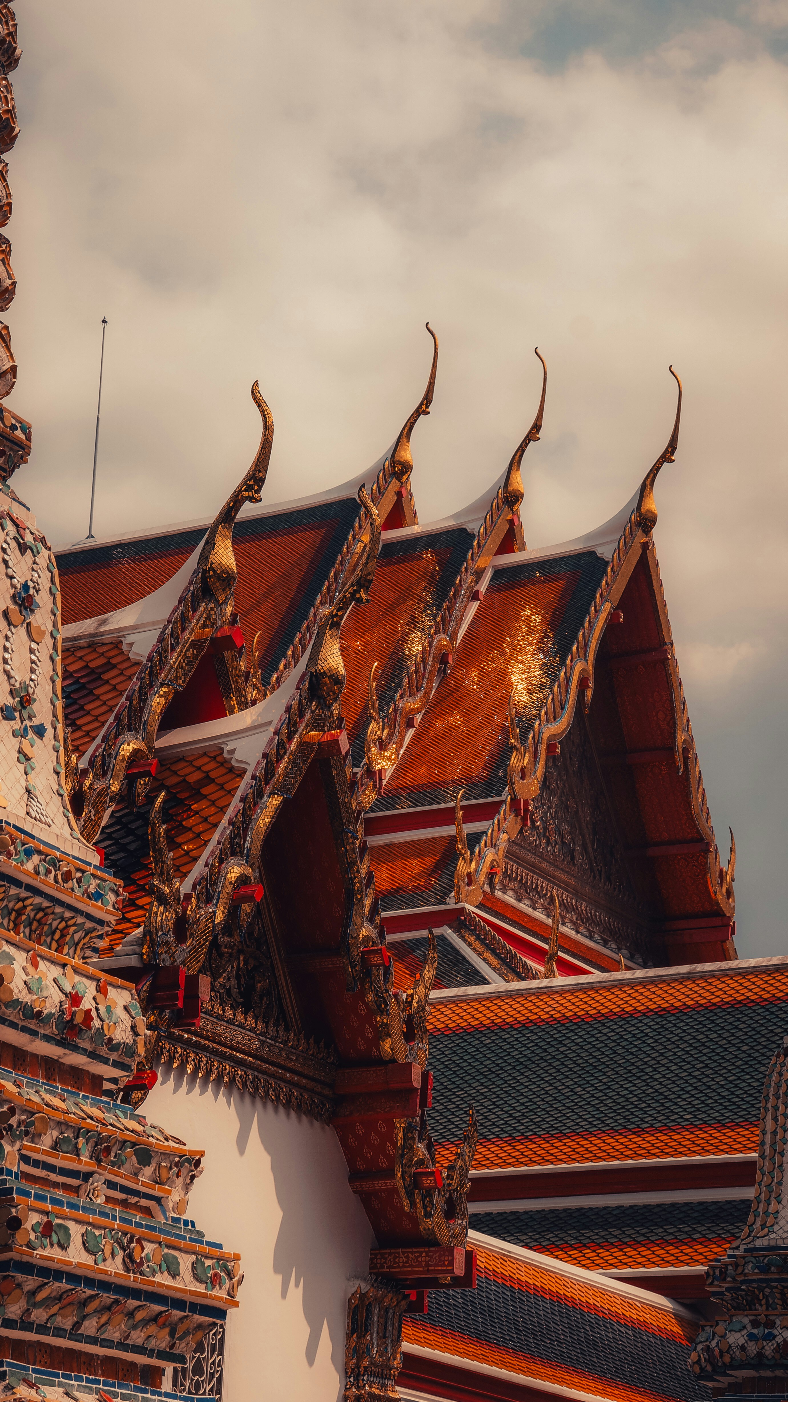 The roof of a building with a sky in the background photo – Free House ...