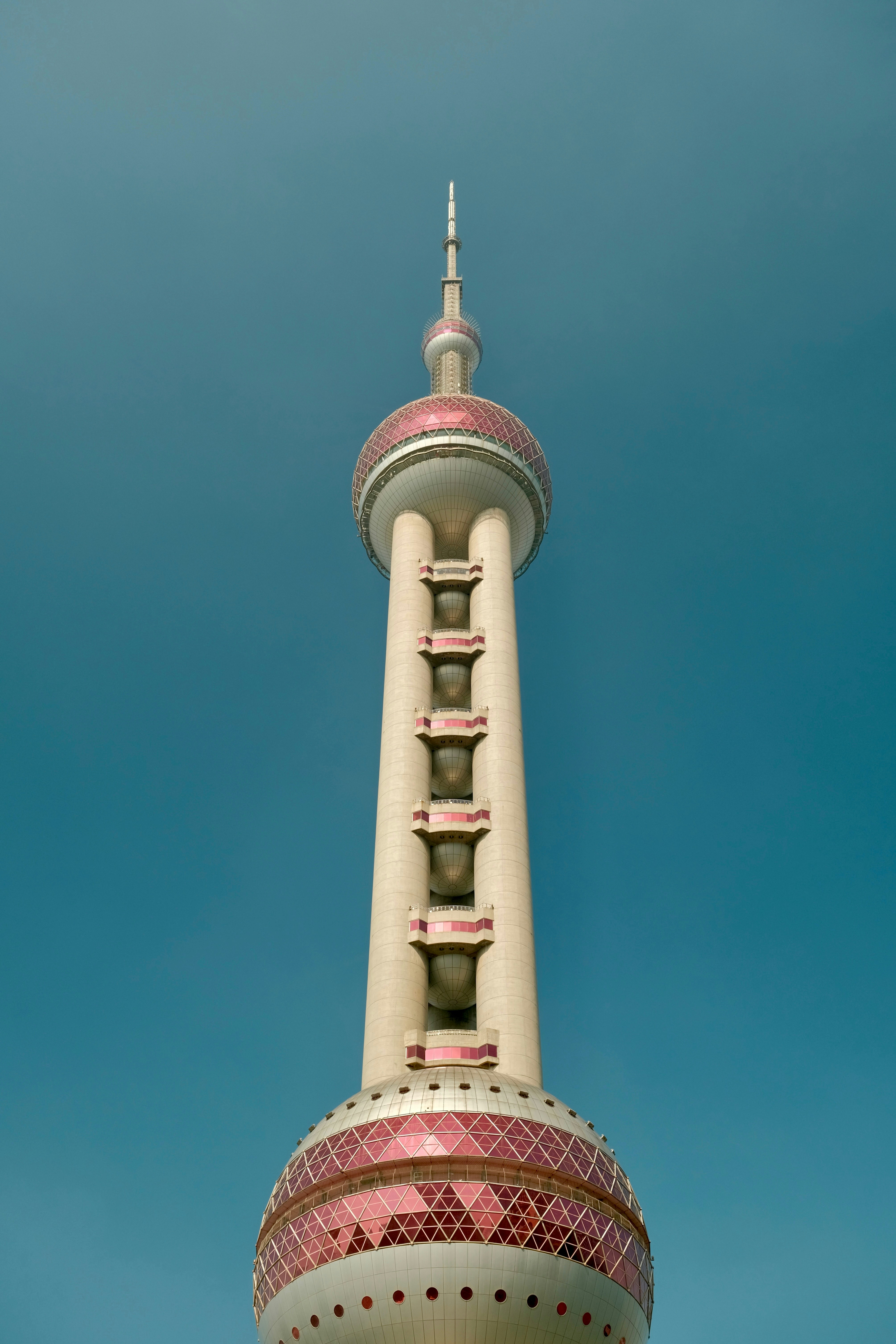 A tall tower with a sky background photo – Free Building Image on Unsplash