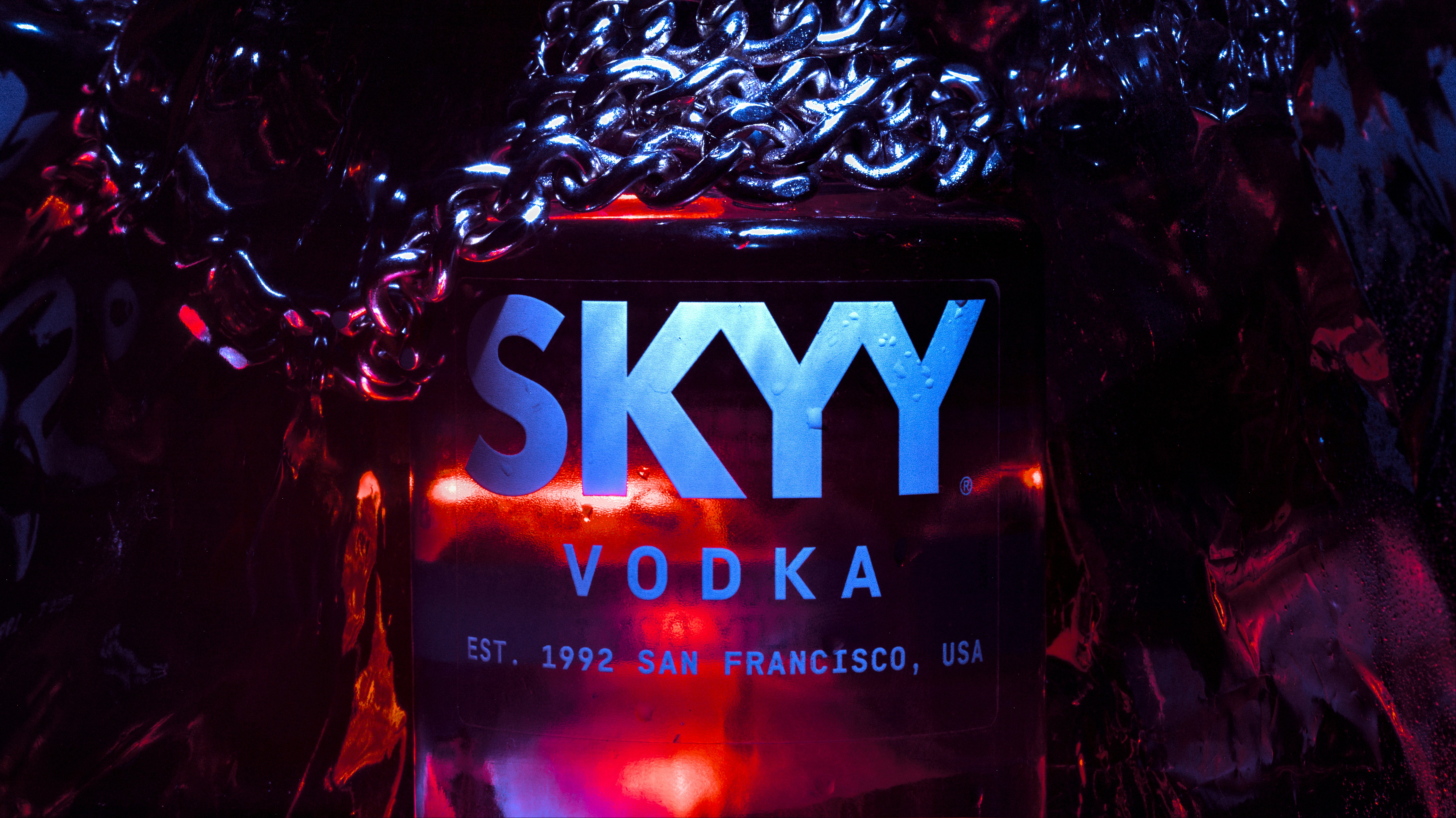 Una lata de vodka sky en una cadena foto – Imagen de Alcohol gratuita ...