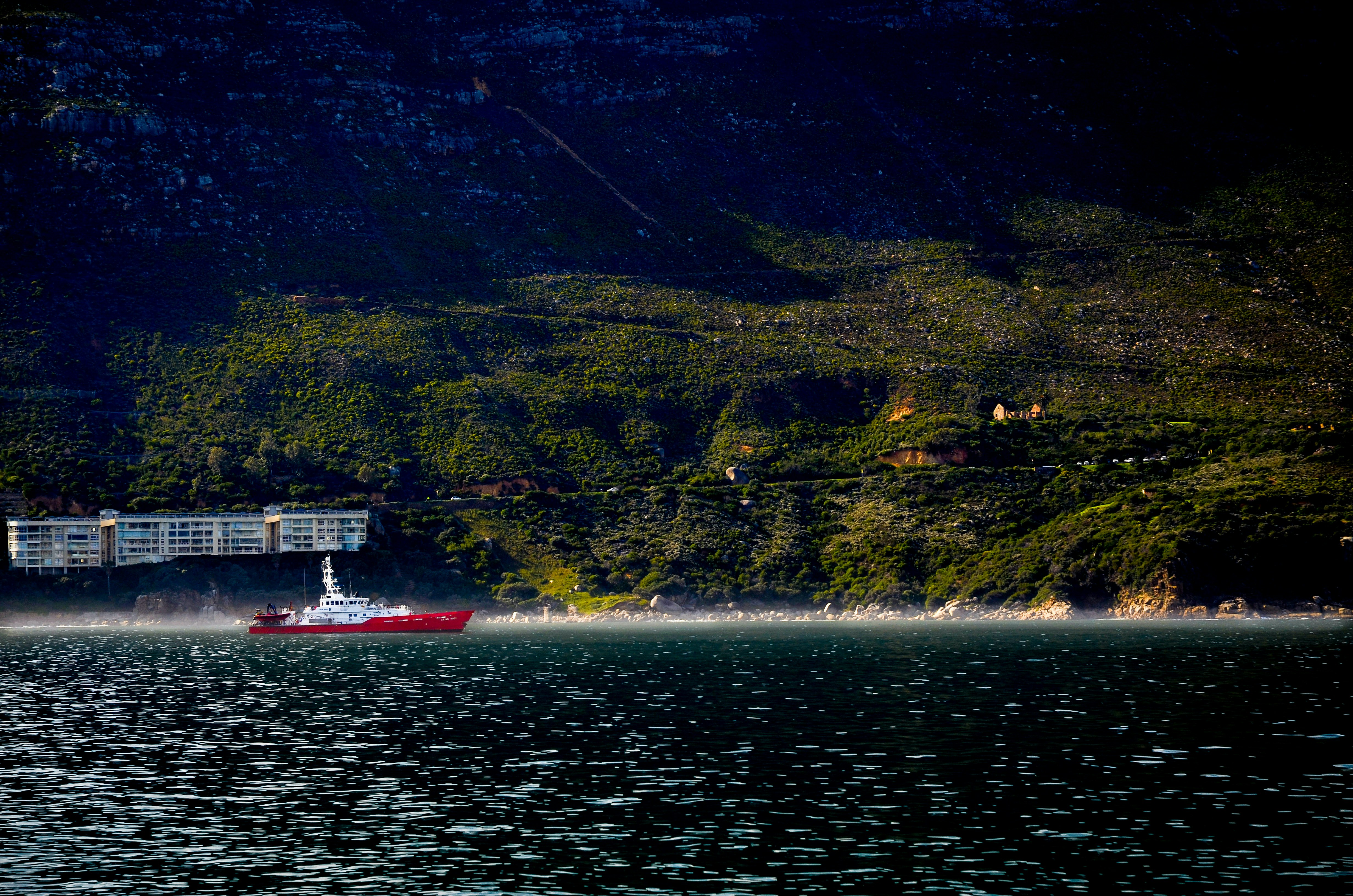 Un barco flotando sobre una gran masa de agua foto – Imagen de Bahía de ...