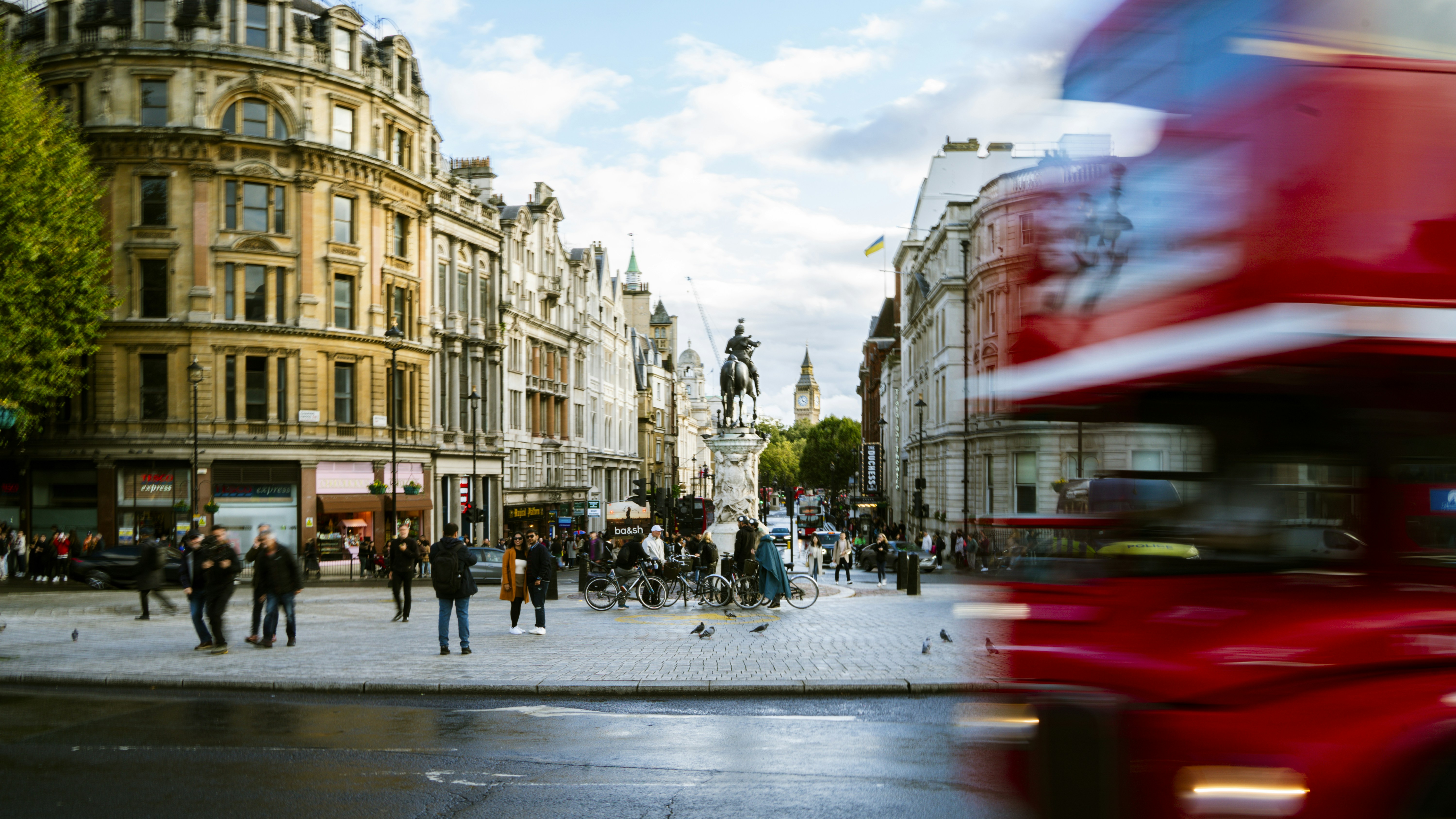 Un bus à impériale rouge roulant dans une rue photo – Image gratuite de ...