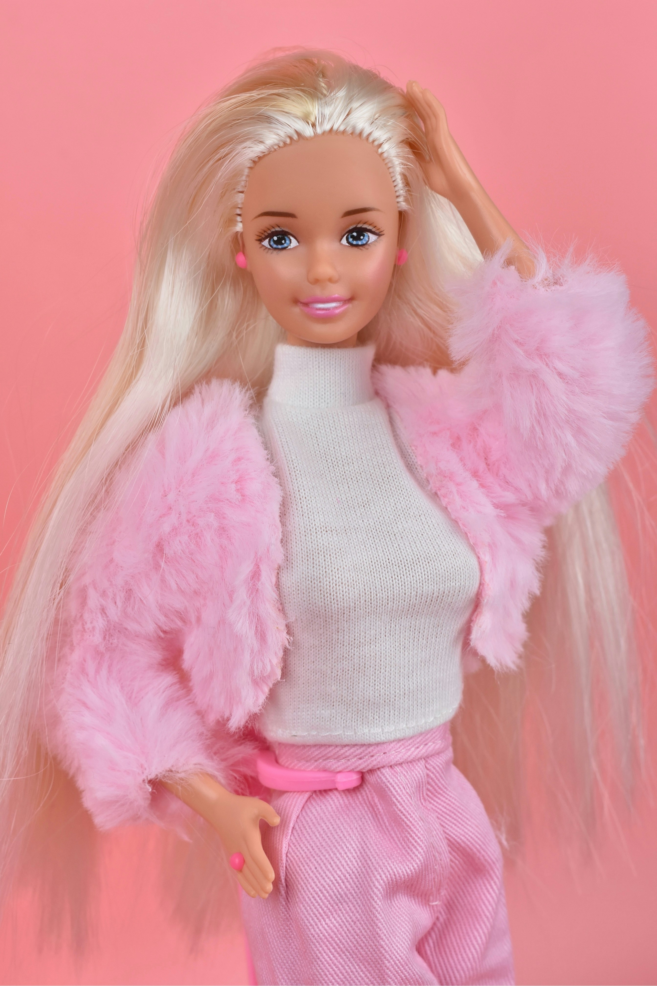 Barbie 90s | A barbie doll with blonde hair and pink pants