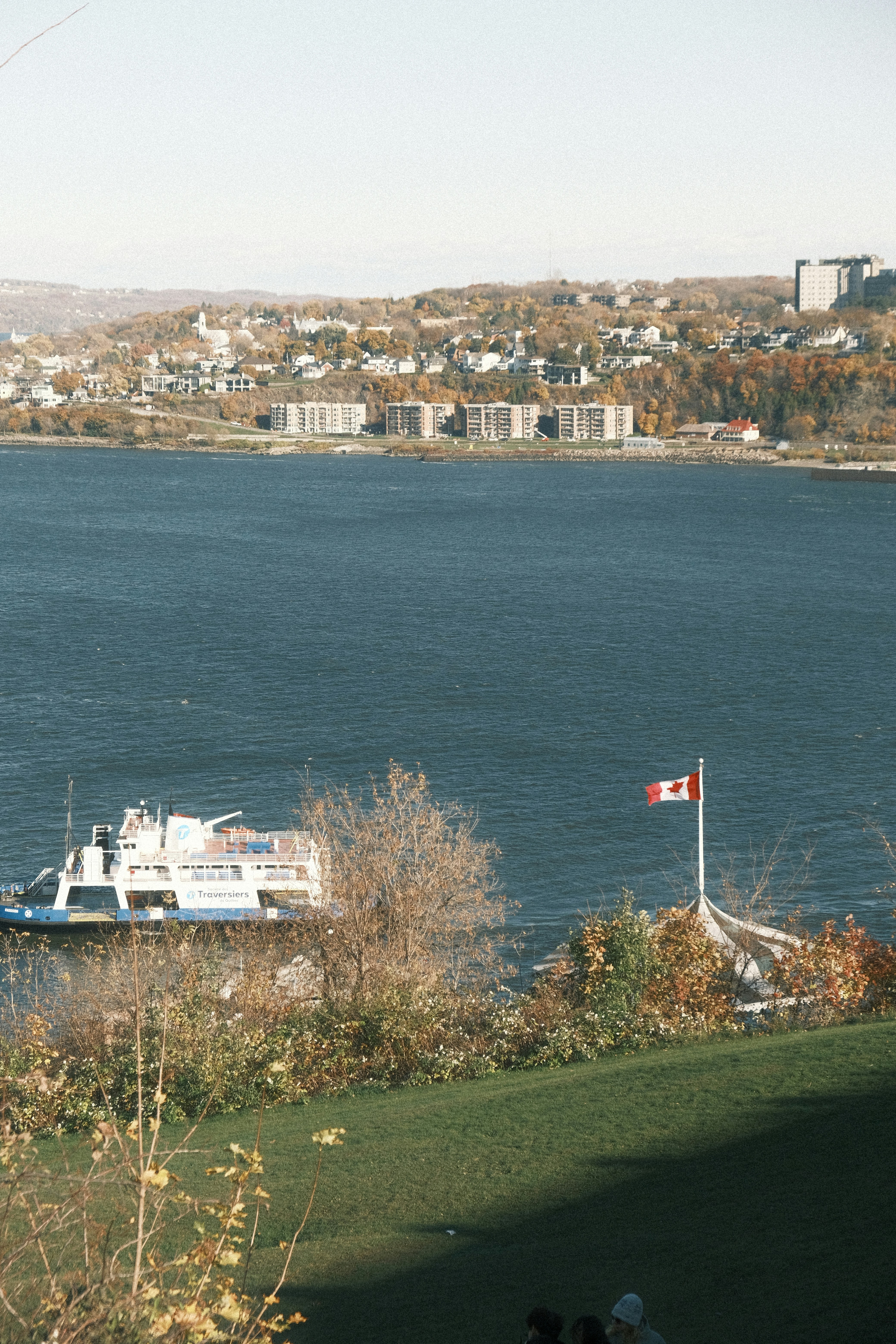 A boat that is sitting in the water photo – Free City Image on Unsplash