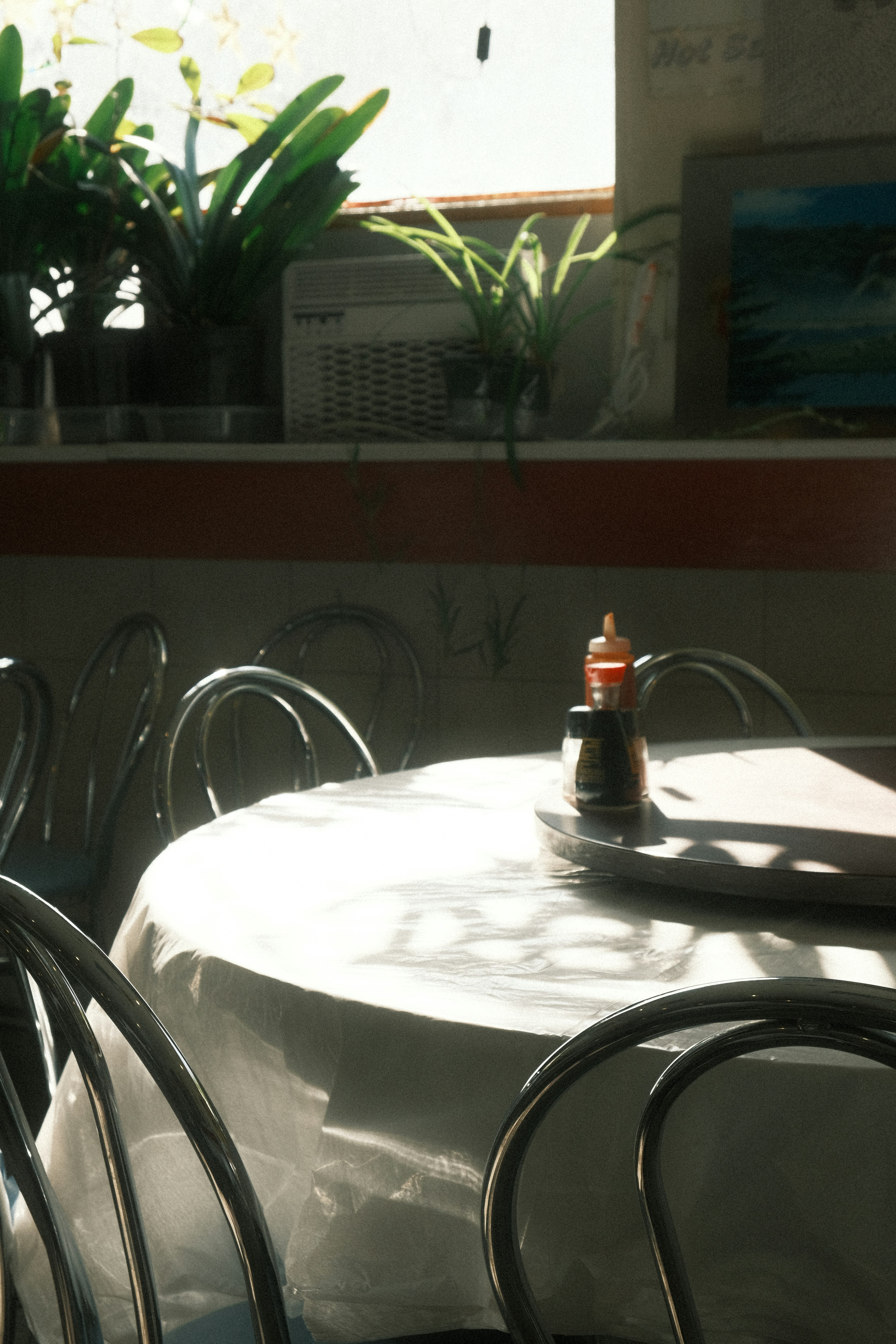 Sunlit Round Table: The Condiment Centerpiece in a Quiet Café