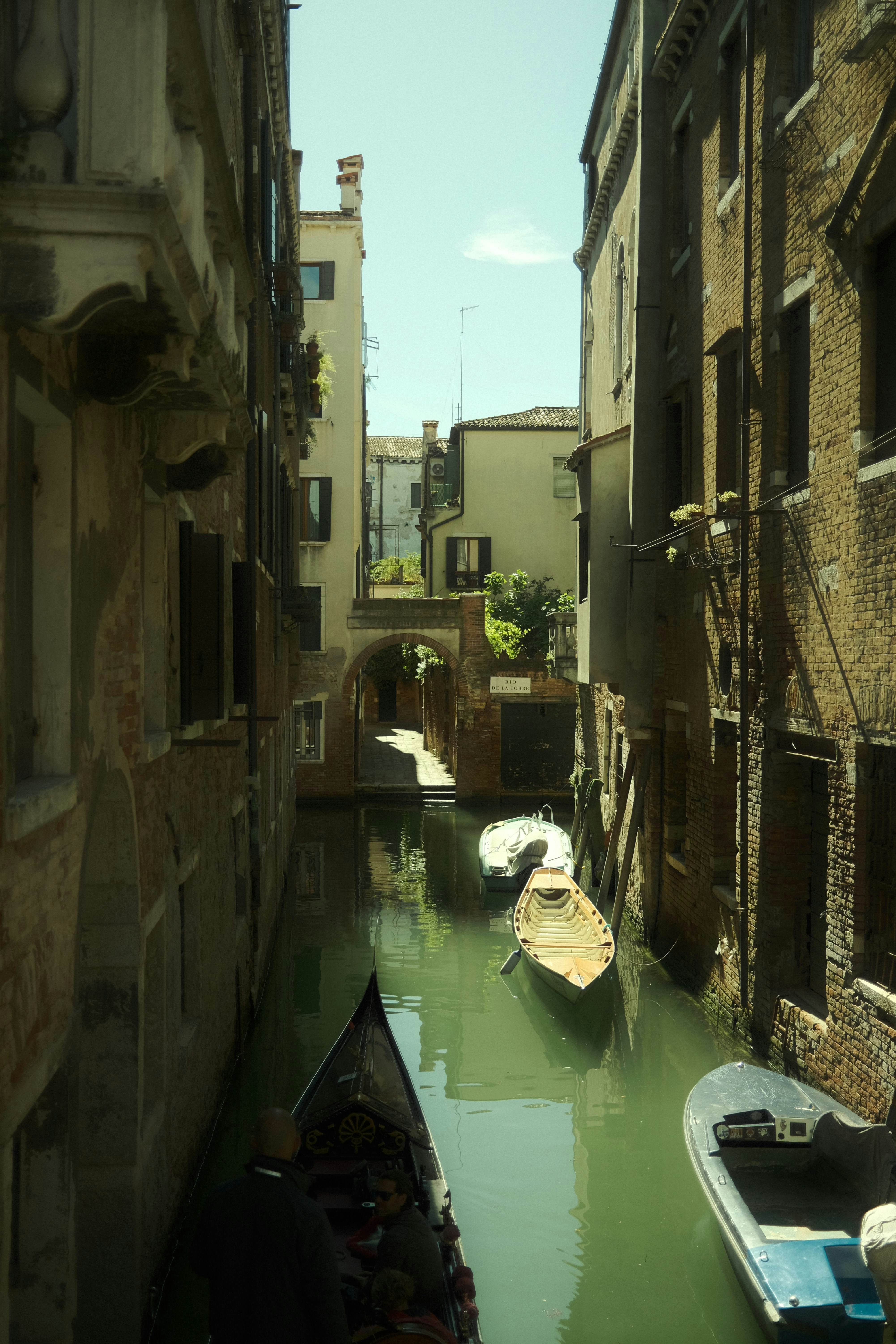 A narrow canal with several boats in it