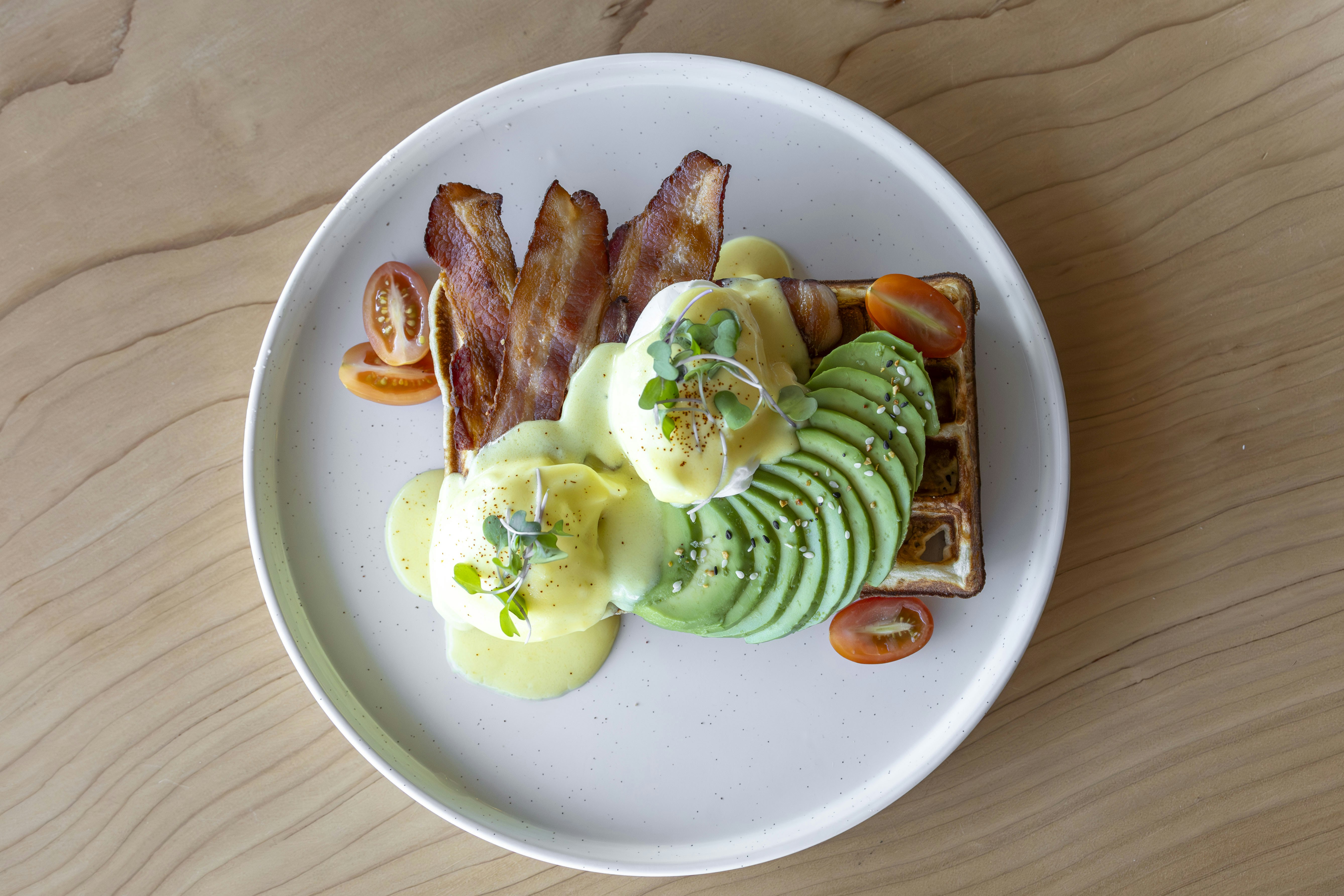 A white plate topped with sliced fruit and bacon photo – Free Food ...