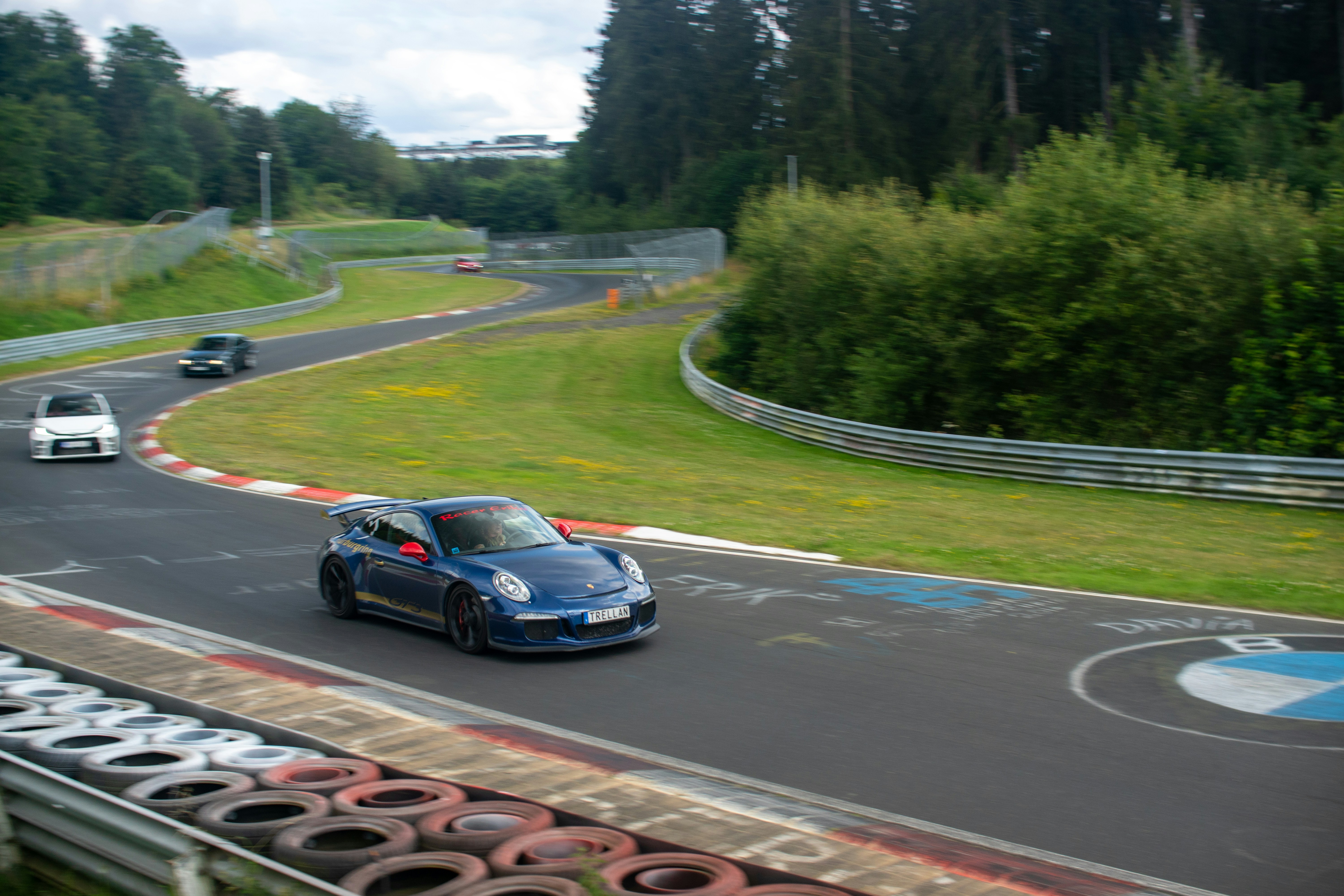 A blue car driving down a curvy road photo – Free Car Image on Unsplash