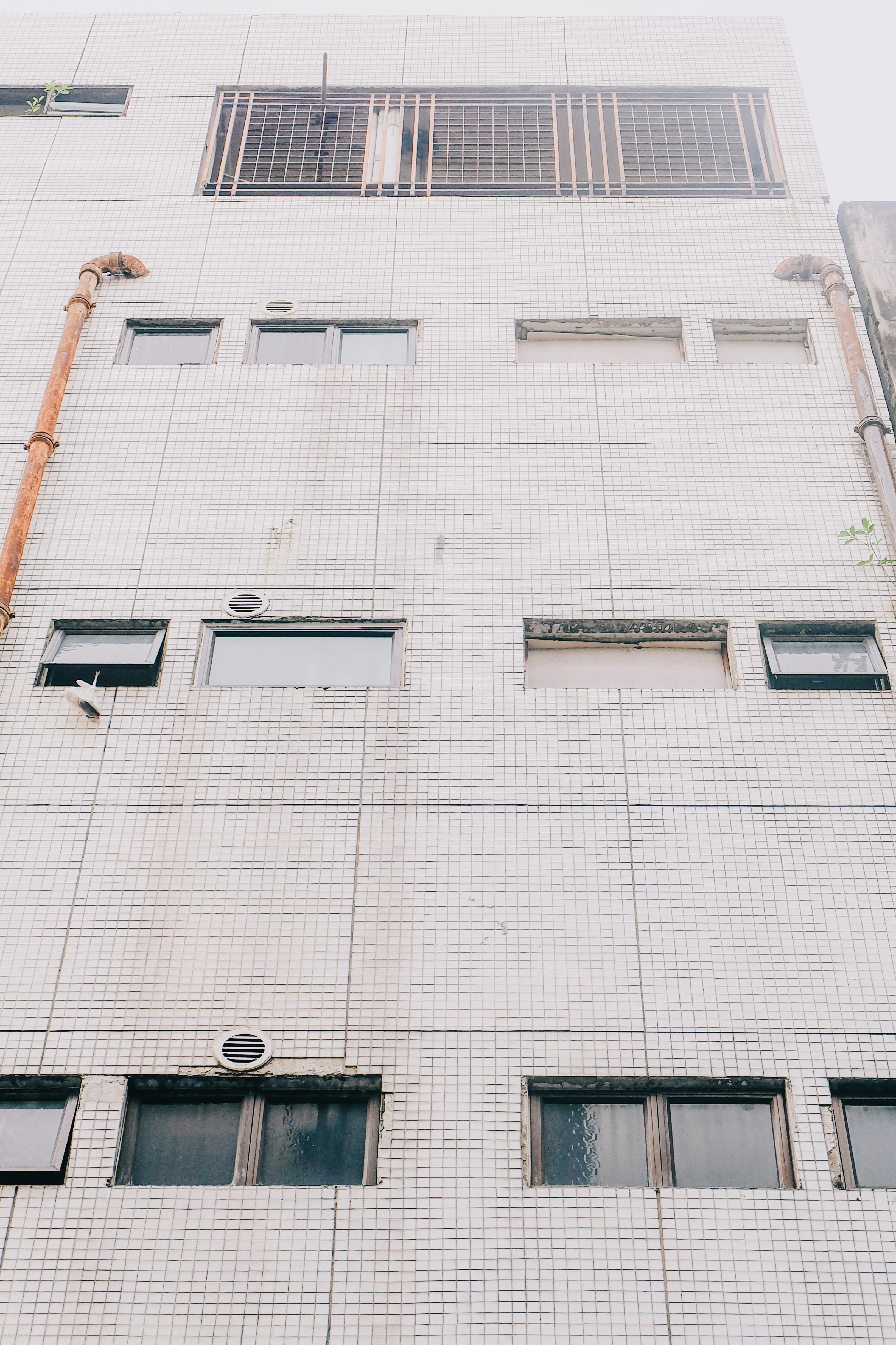 A tall white building with lots of windows photo – Free Building Image ...