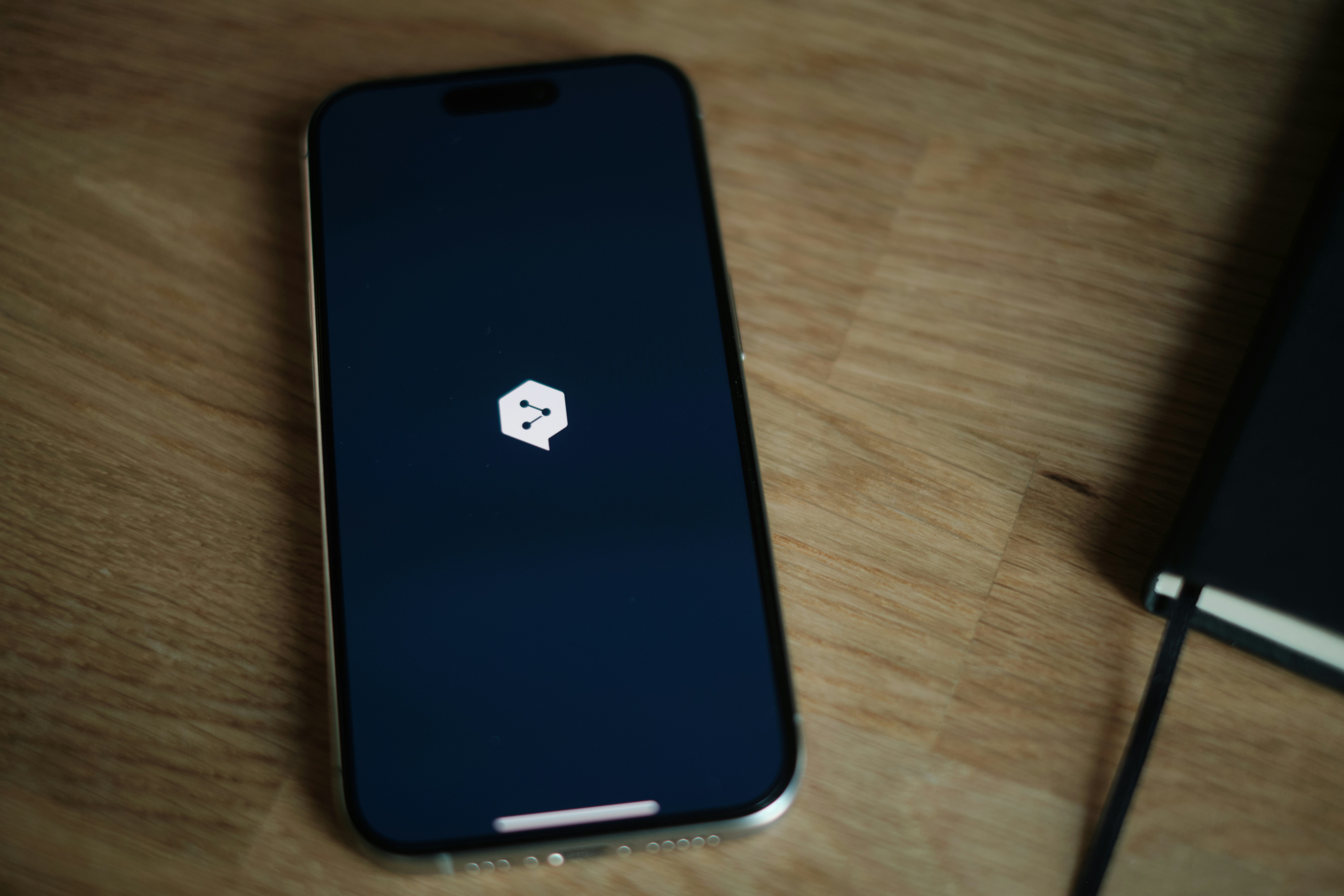 Un téléphone portable posé sur une table en bois photo – Image gratuite ...