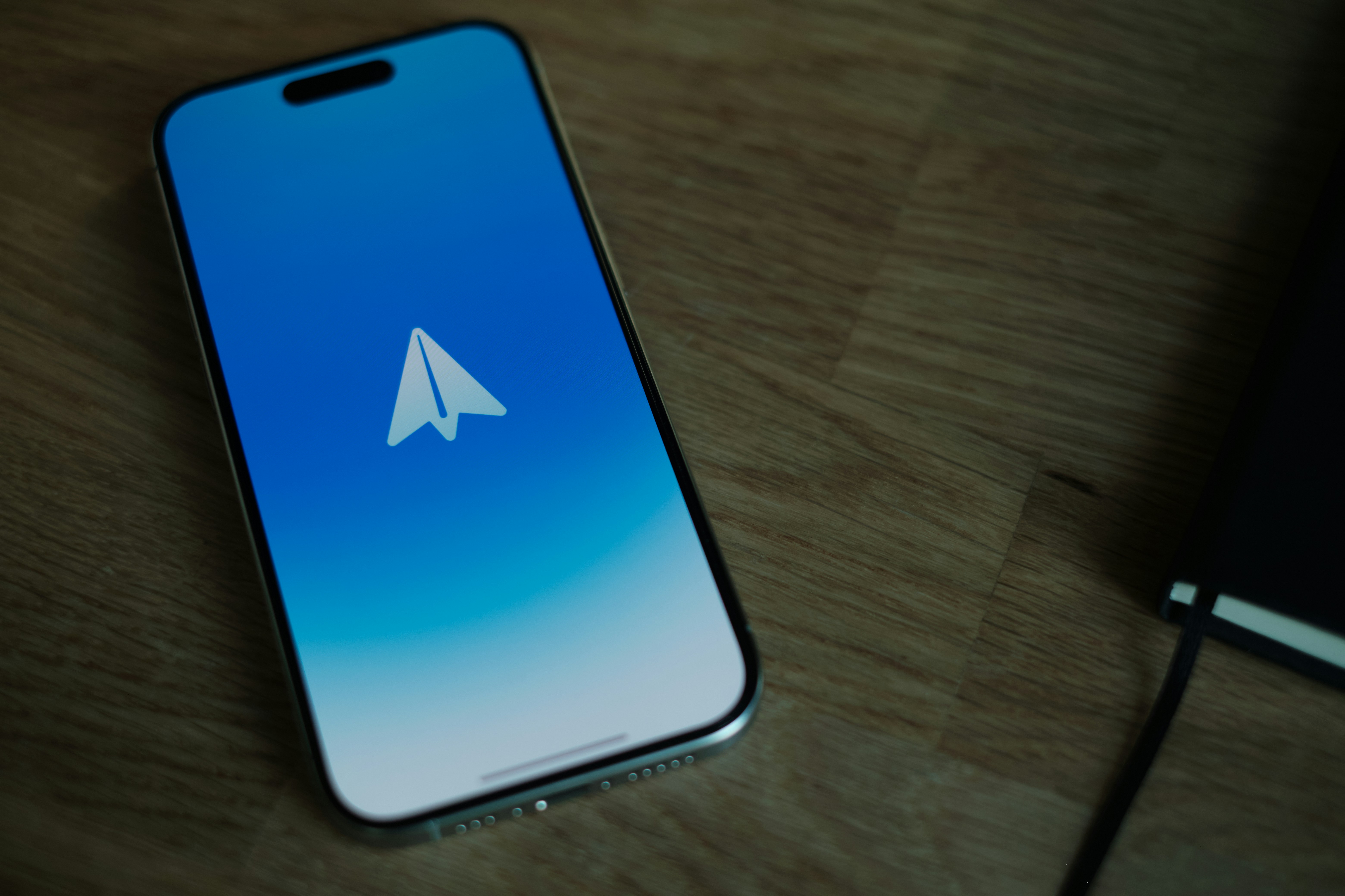 A phone with an arrow on the screen photo – Free Iphone Image on Unsplash