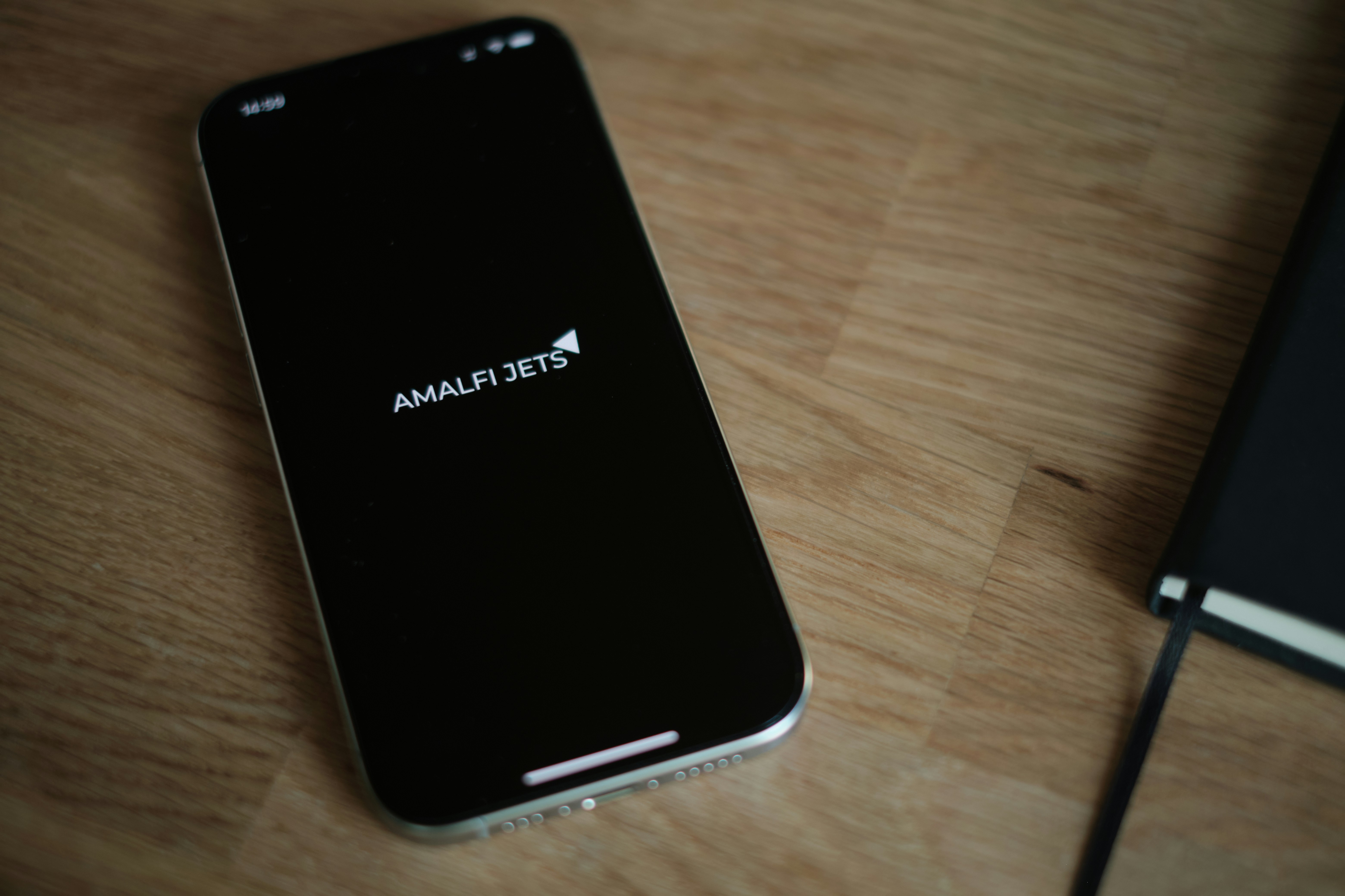 Un téléphone portable posé sur une table en bois photo – Image gratuite ...