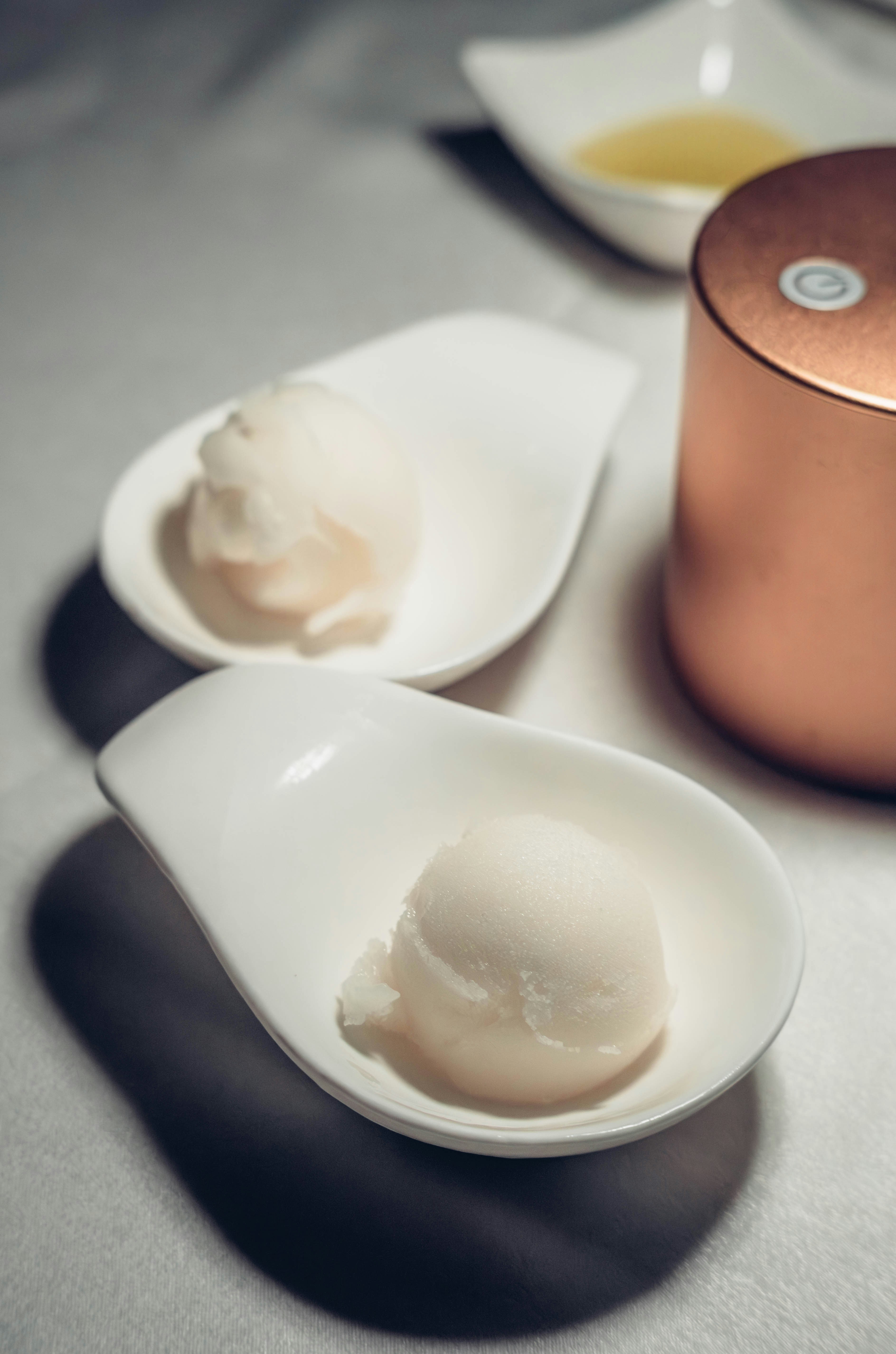 A couple of spoons that are sitting on a table photo – Free Food ...