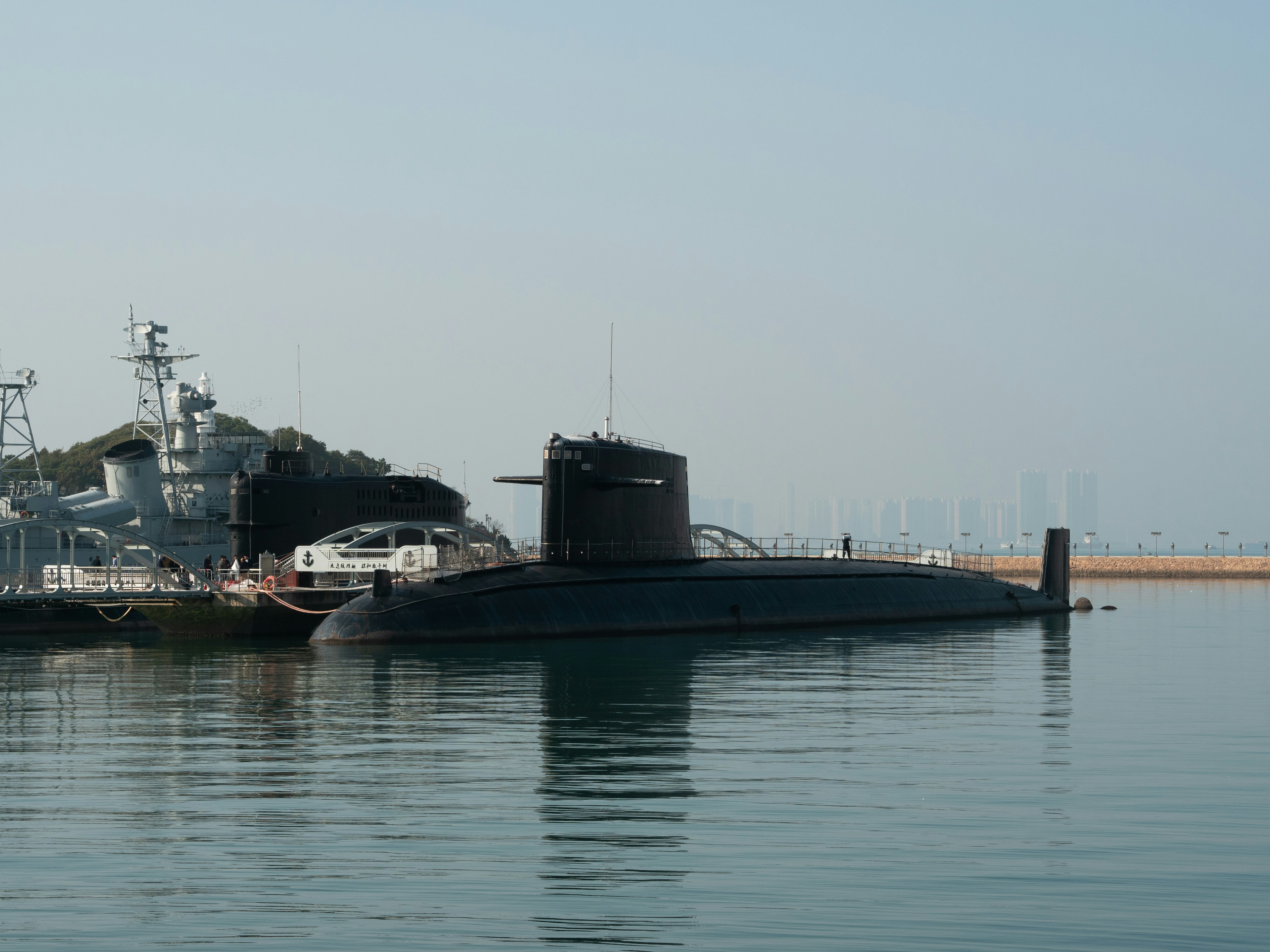 A submarine sitting in the middle of a body of water photo – Free Boat ...