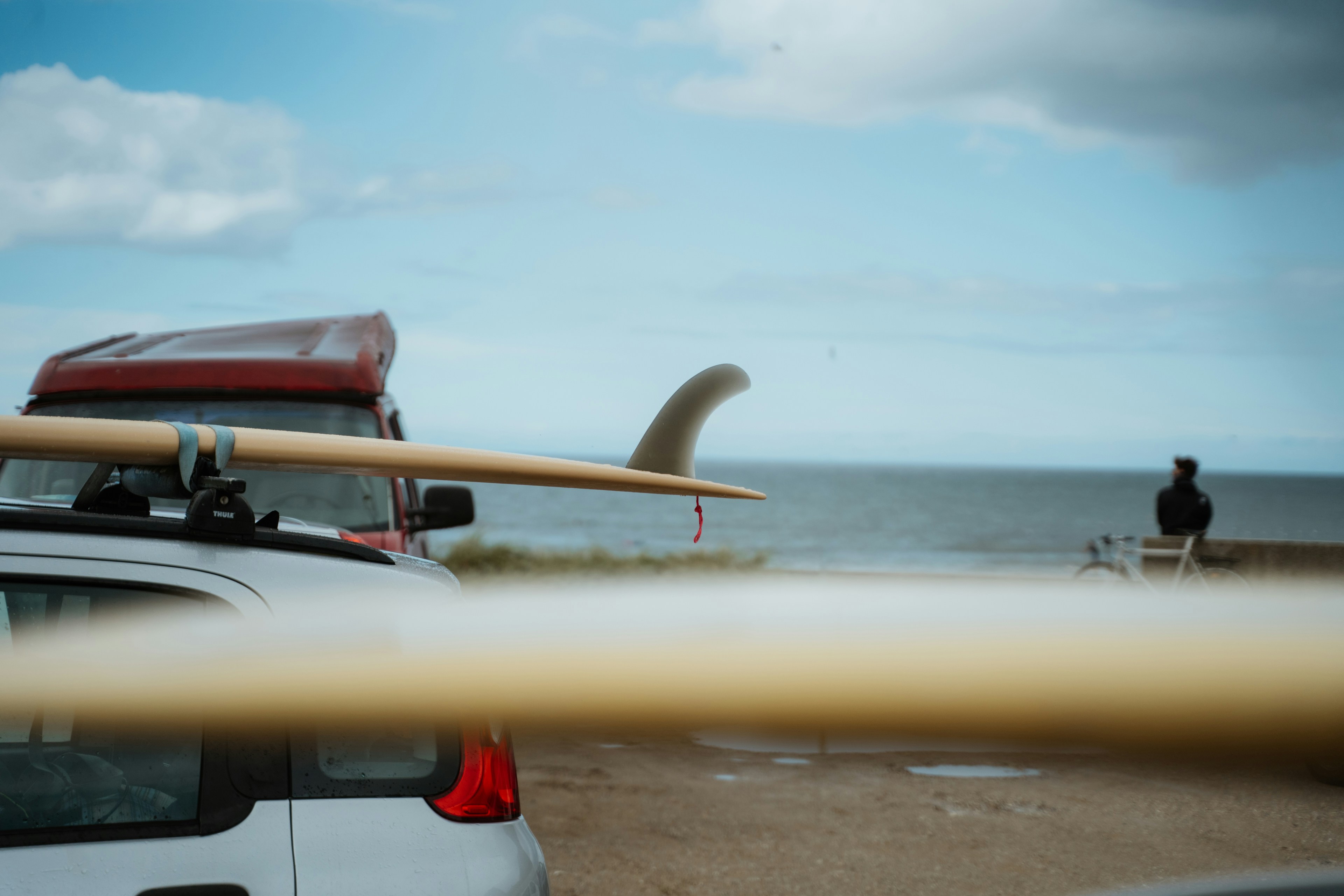 Surfboard on a Parked Car: A Quiet Beachfront Pause