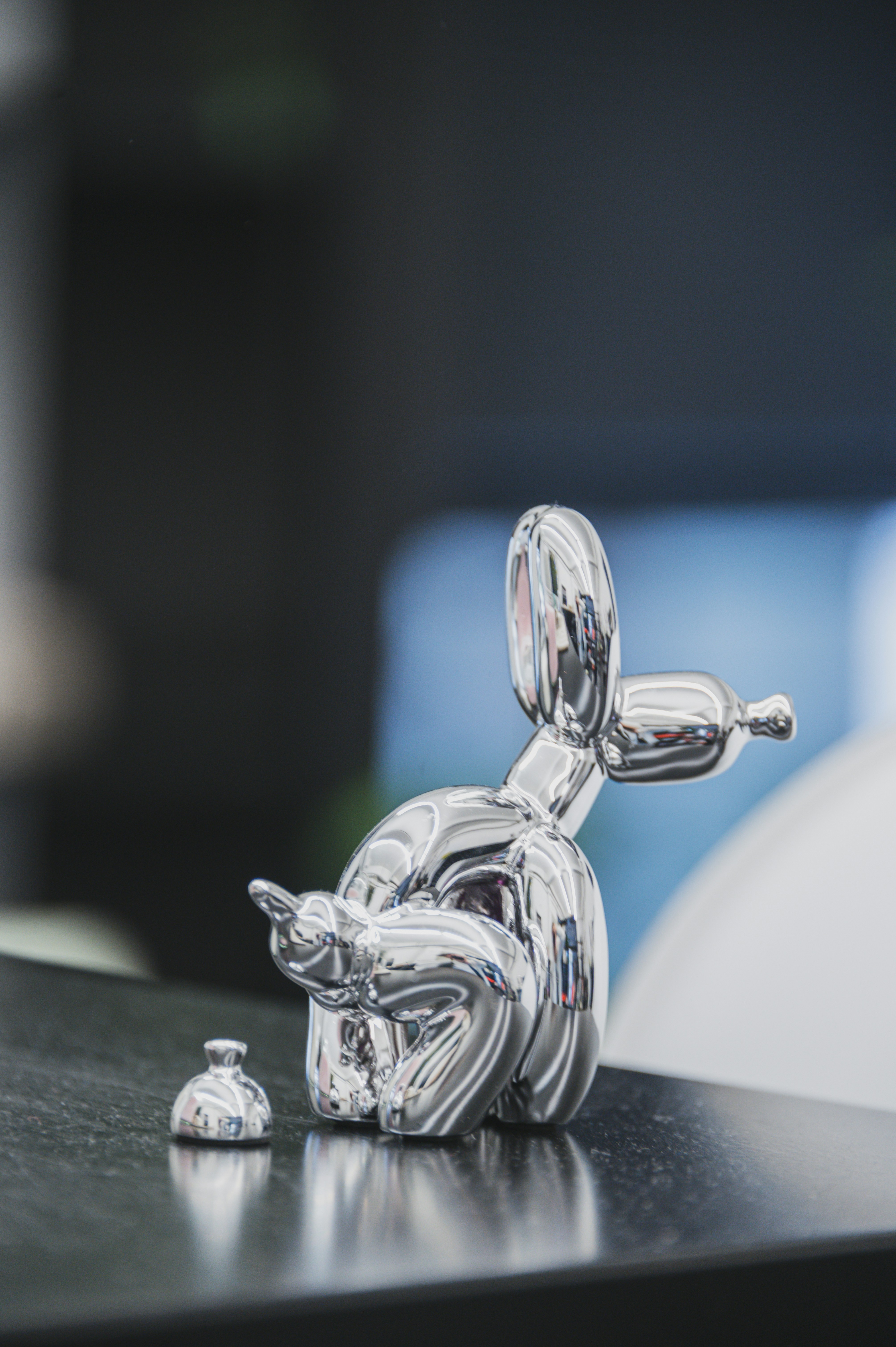 A close up of a metal object on a table photo – Free Dog Image on Unsplash