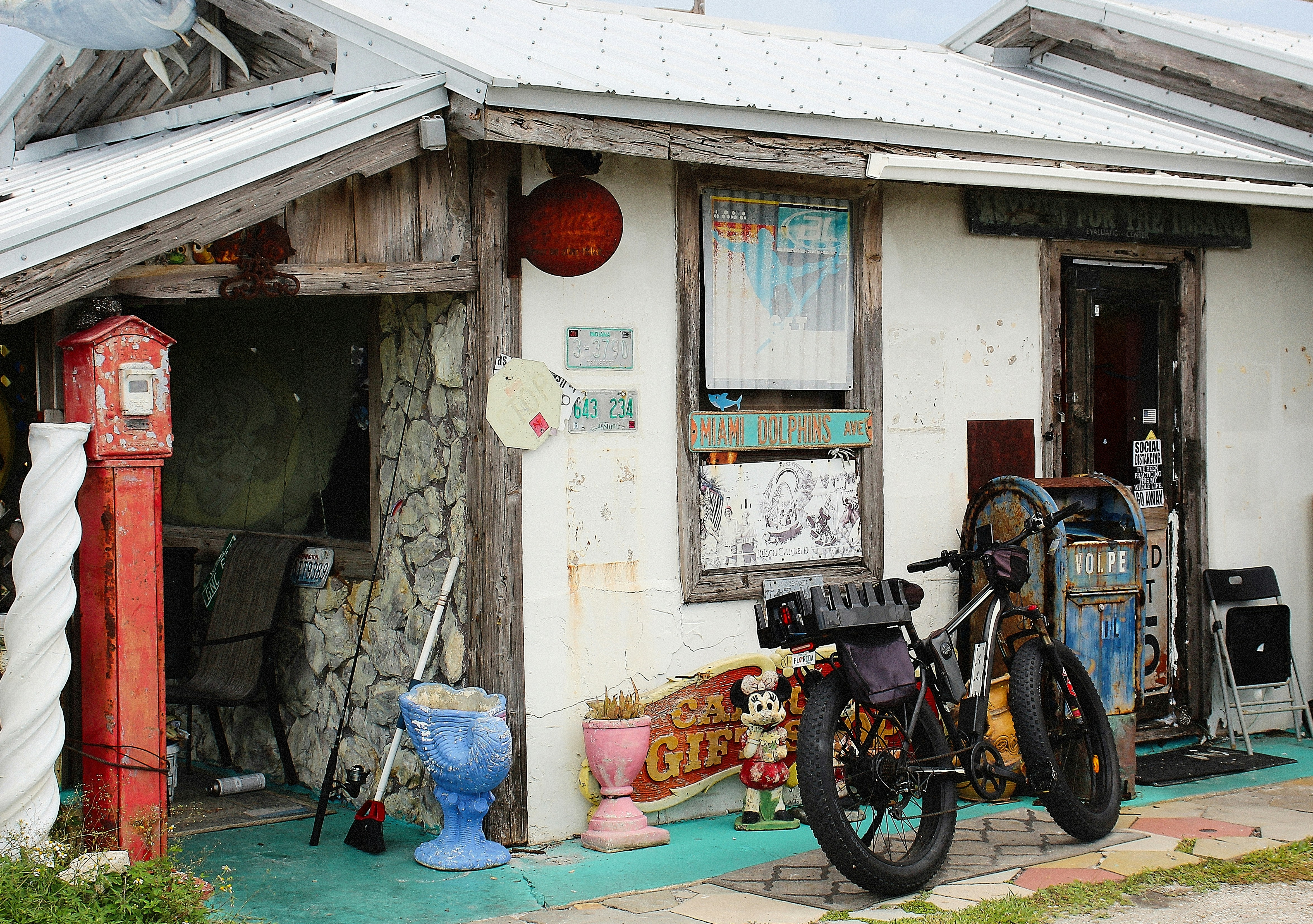 Bike by a Weathered Shopfront: Quiet Charm of a Small-Town Alley