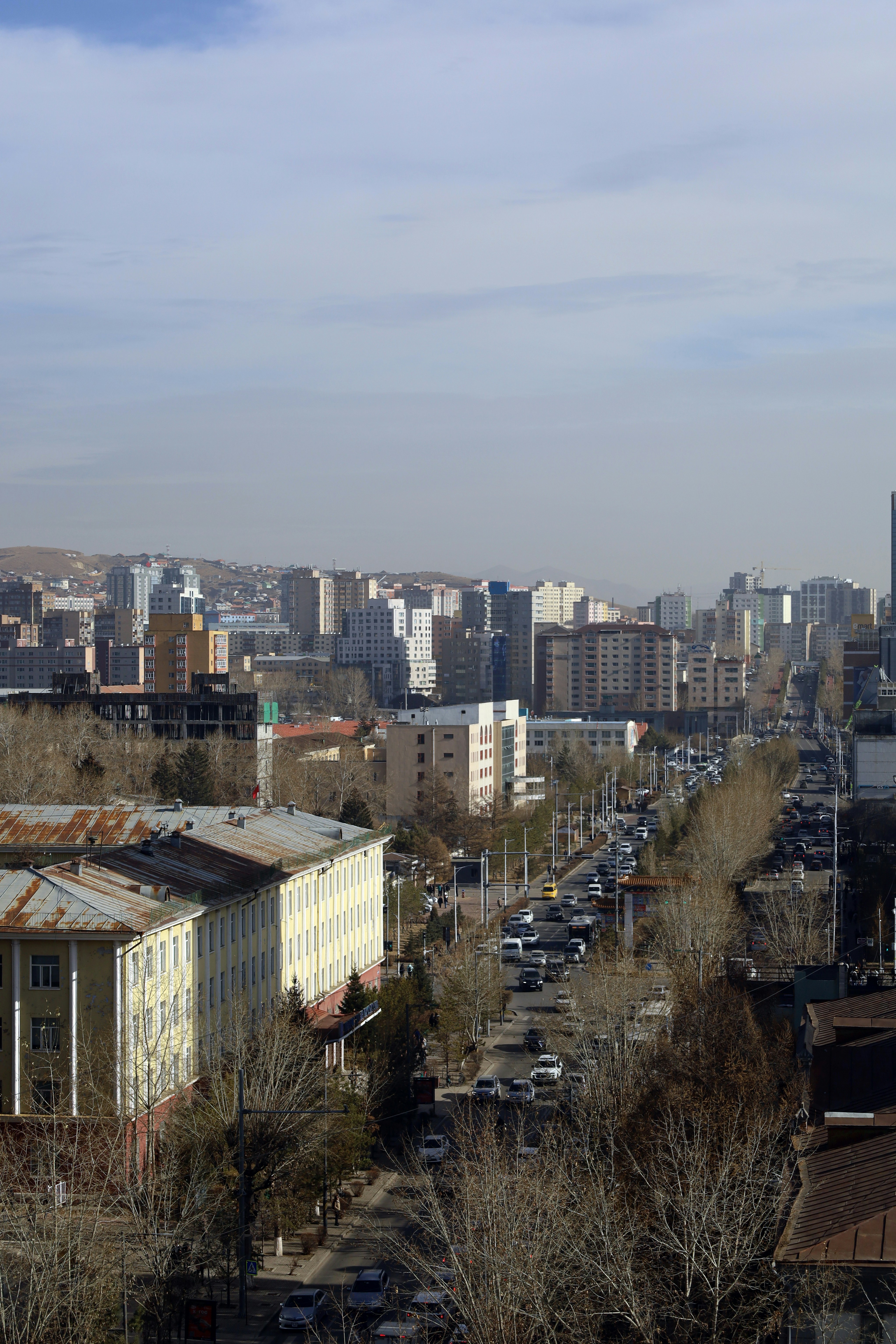 Converging Avenue: A Winter City Street Recedes Toward the Distant Horizon