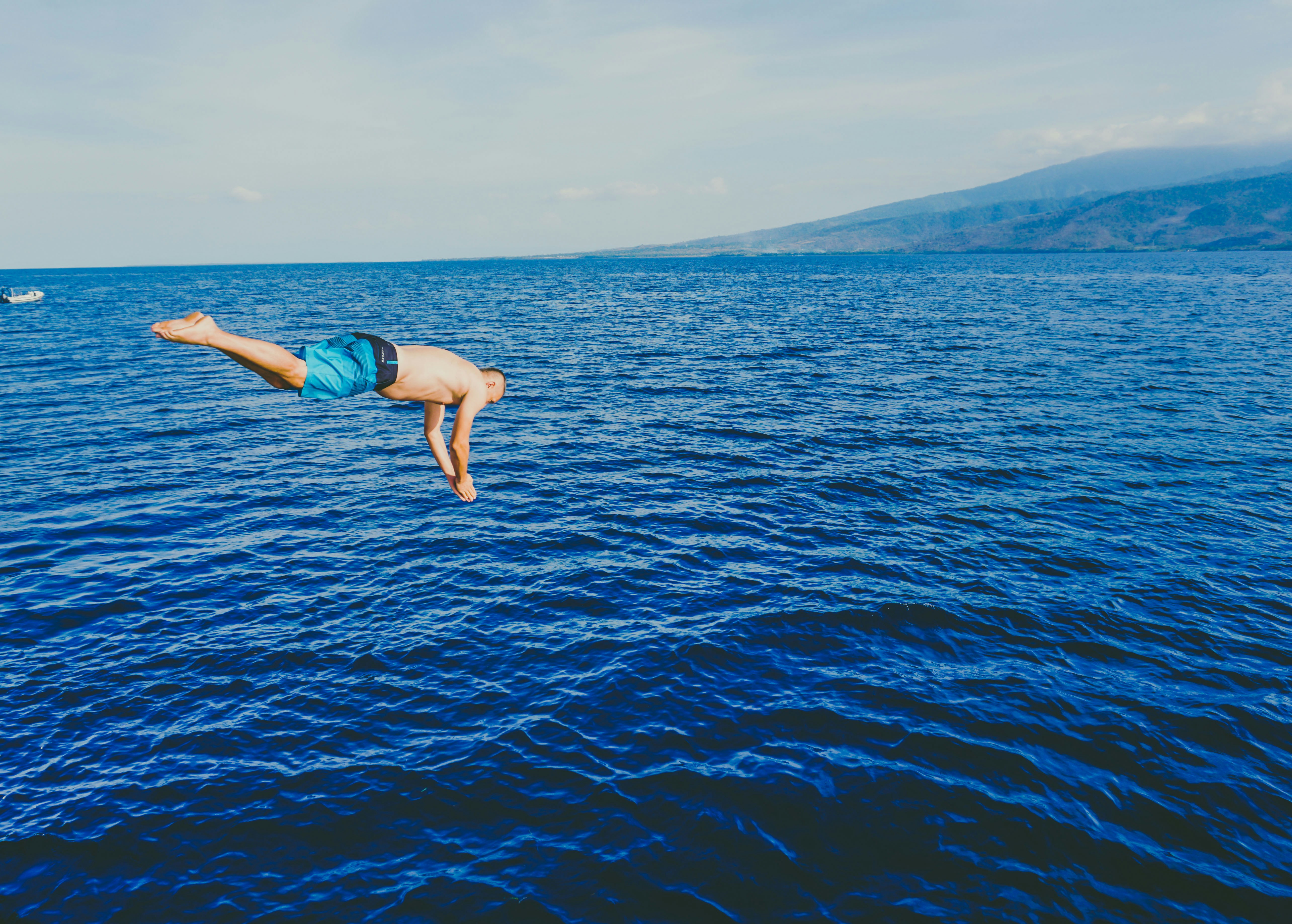 A man diving into a body of water photo – Free Diving Image on Unsplash
