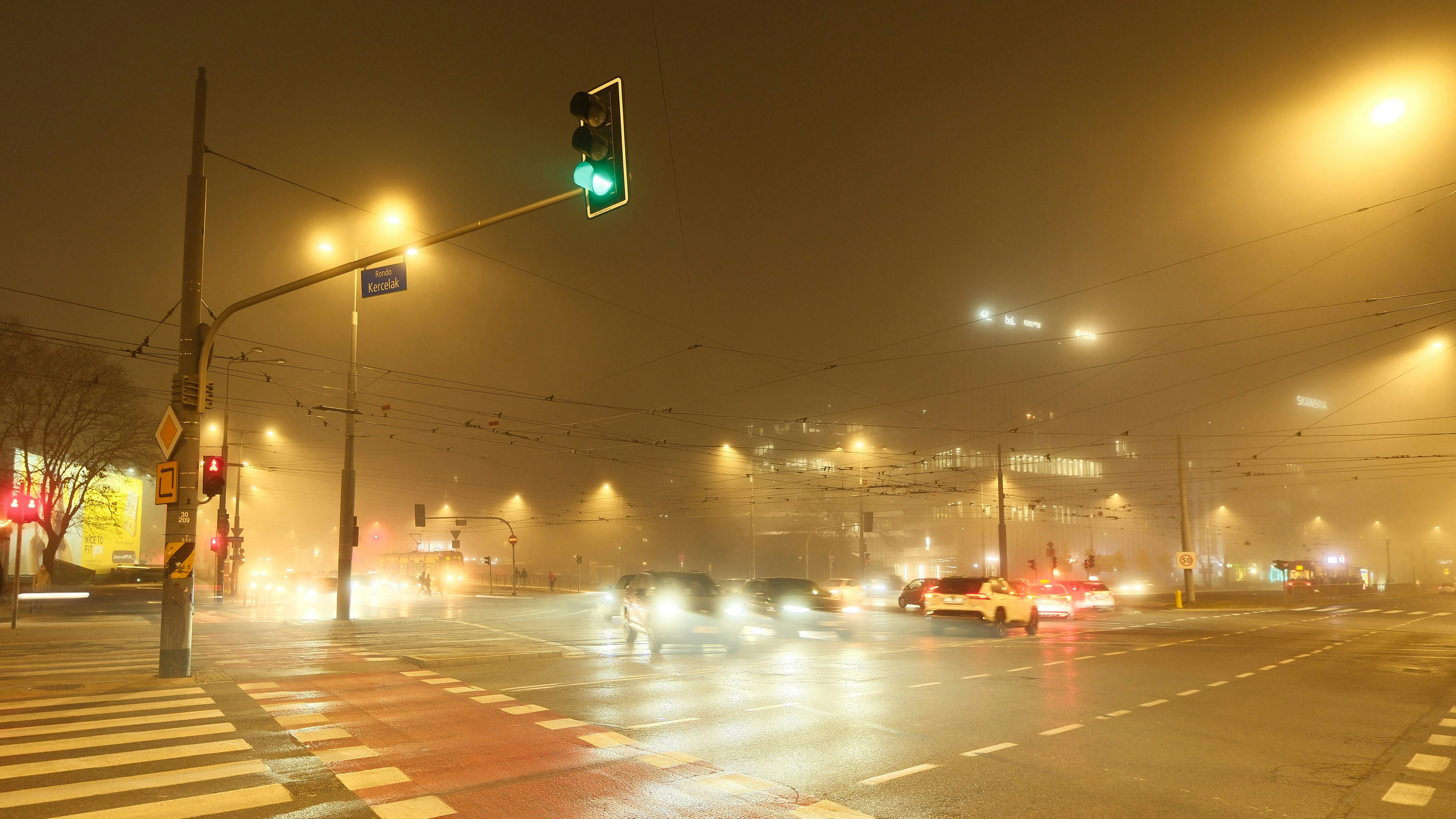 A foggy city street at night with a traffic light photo – Free Rondo ...