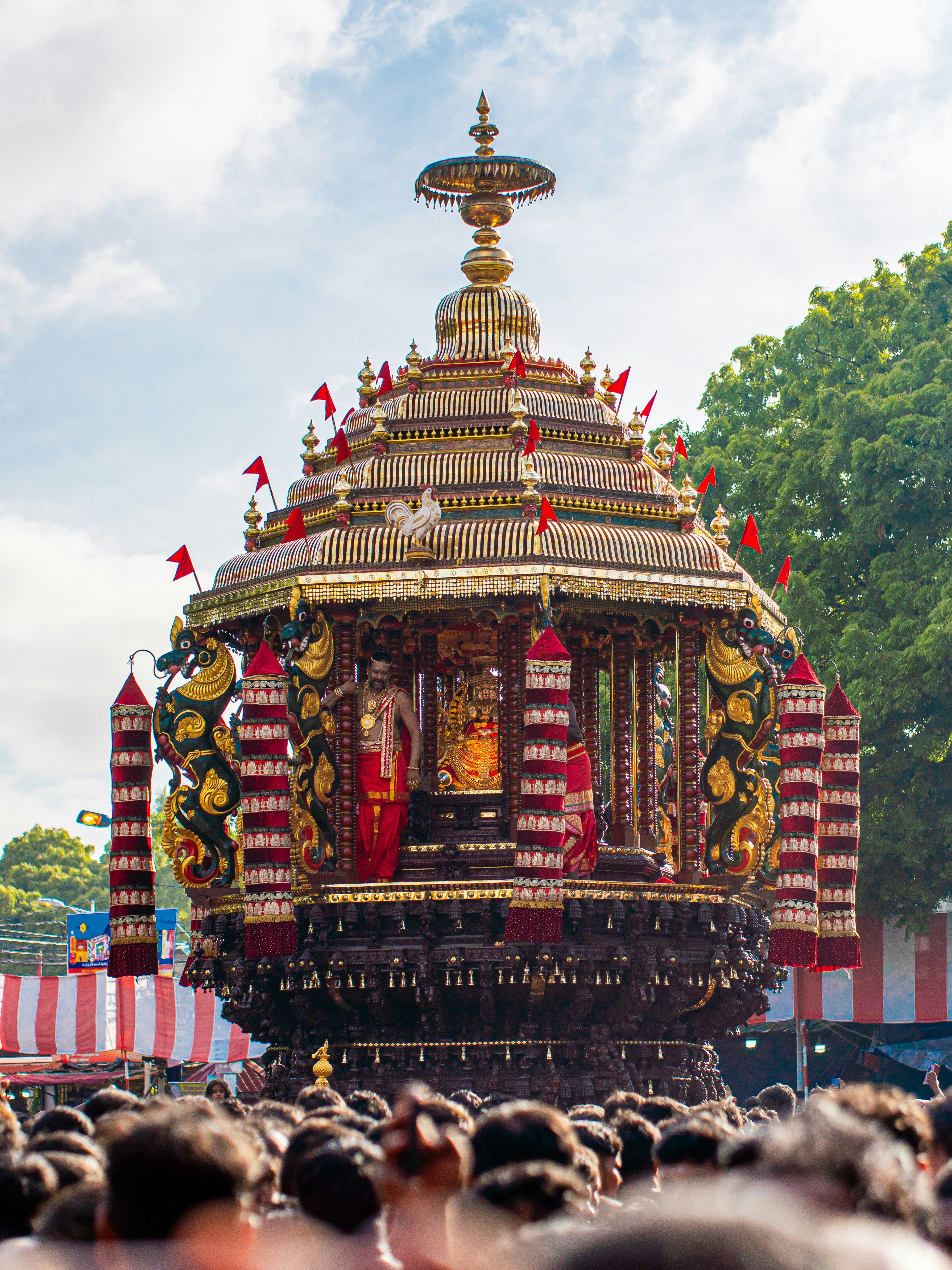 A large crowd of people watching a float in a parade photo – Free ...