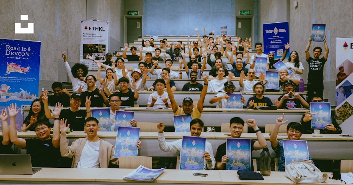 노트북을 들고 책상에 앉아 있는 한 무리의 사람들 사진 Unsplash의 무료 사람의 이미지