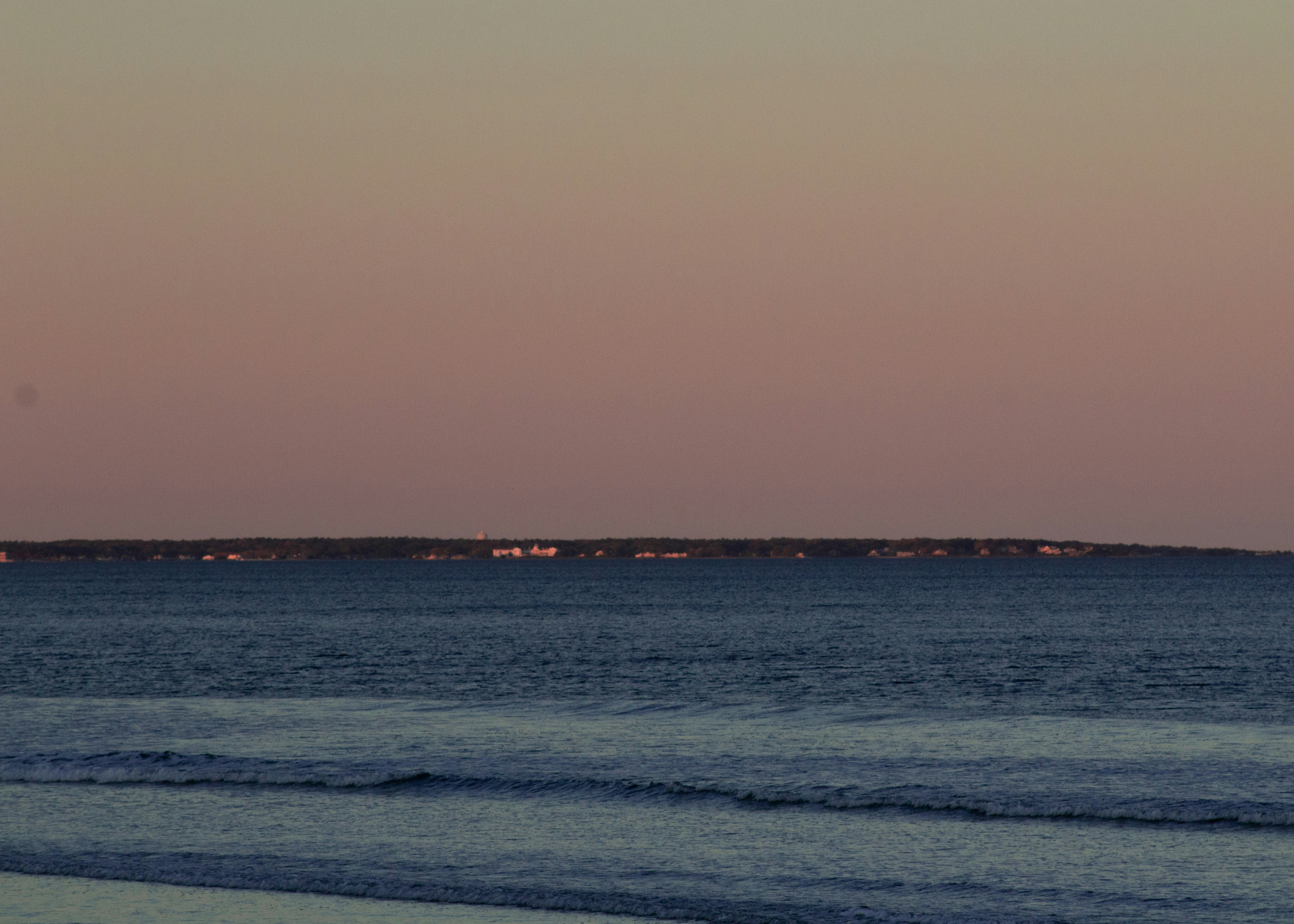 Dusk Over a Quiet Sea: Coral-Hued Horizon at Twilight