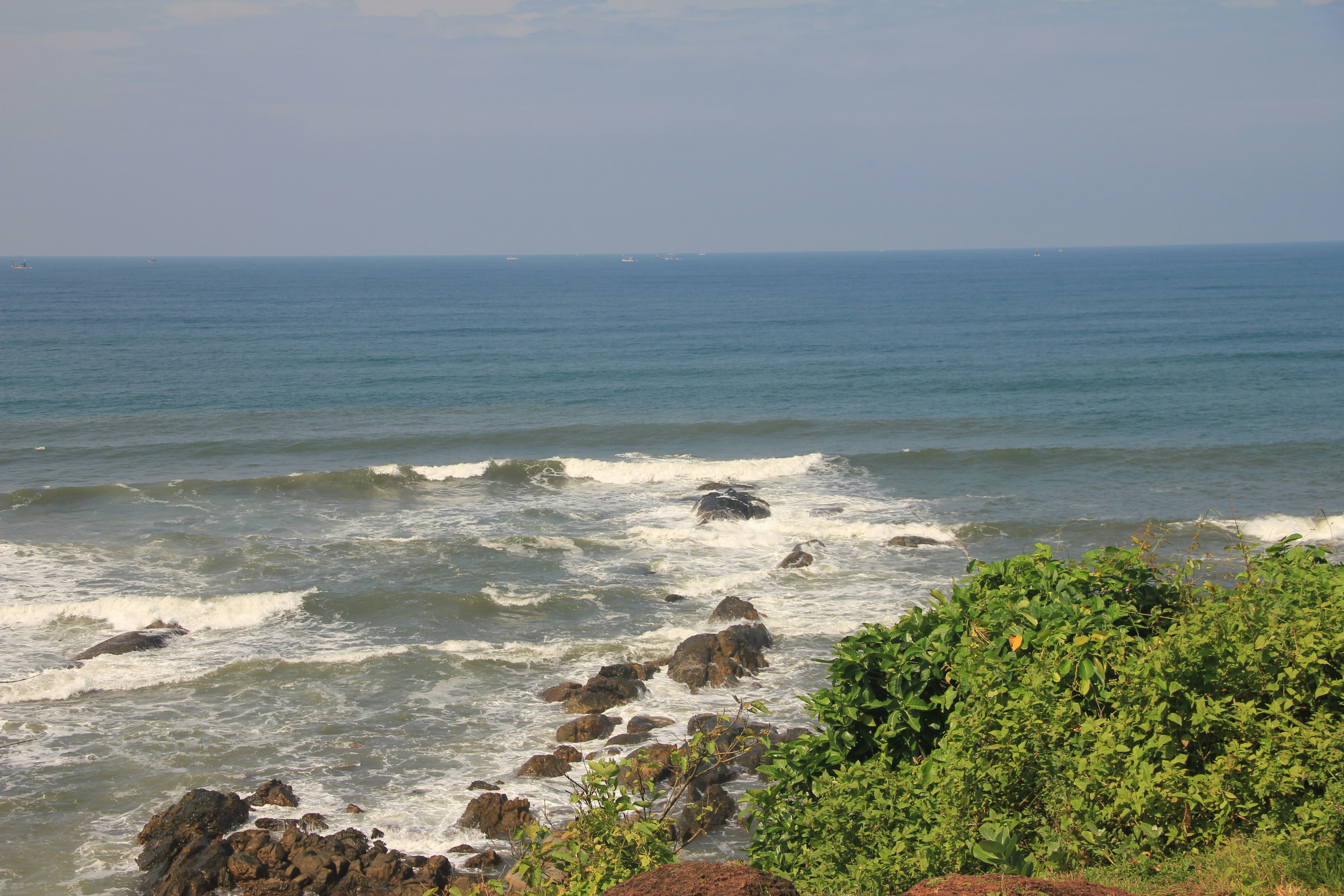 A view of the ocean from a cliff photo – Free Goa Image on Unsplash
