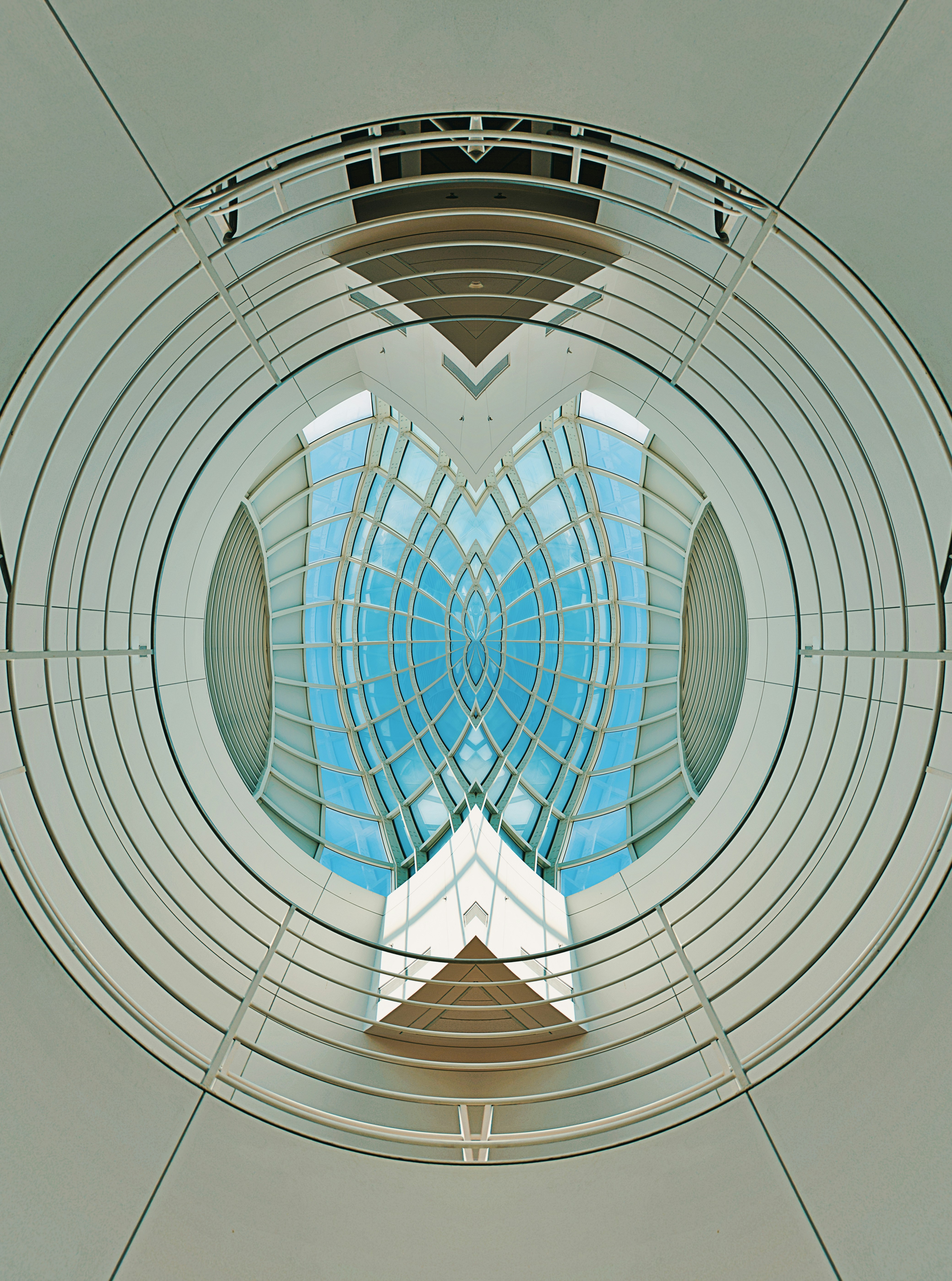 Concentric Glass Core: Symmetry at the Heart of a Modern Atrium