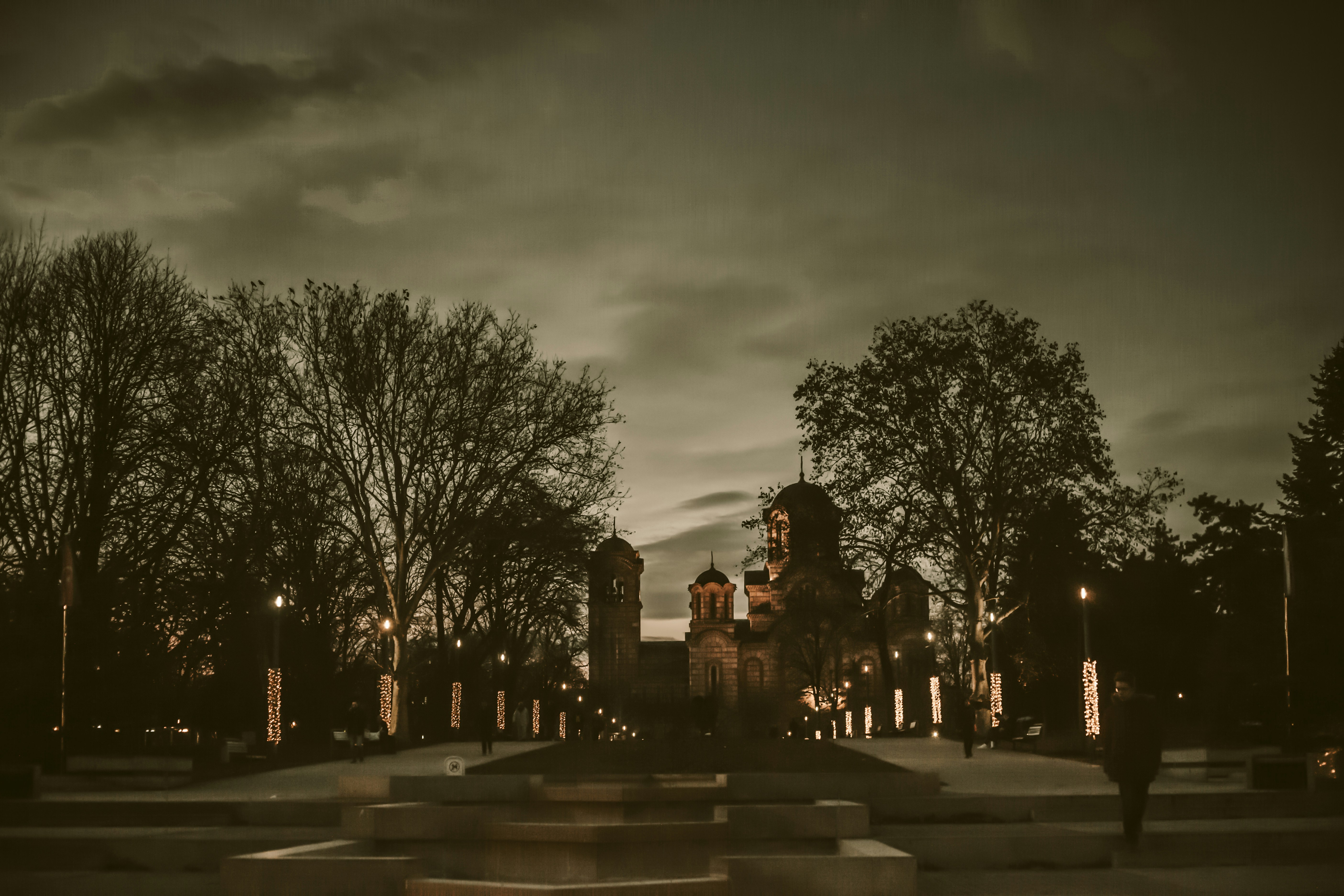 Amber Hour at the Central Monument: Long-Exposure Silence in the Park