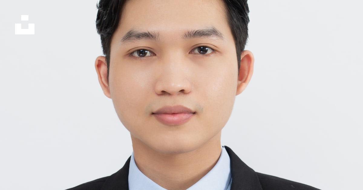 양복과 넥타이를 매고 사진을 찍기 위해 포즈를 취하고 있는 남자 사진 Unsplash의 무료 초상 이미지