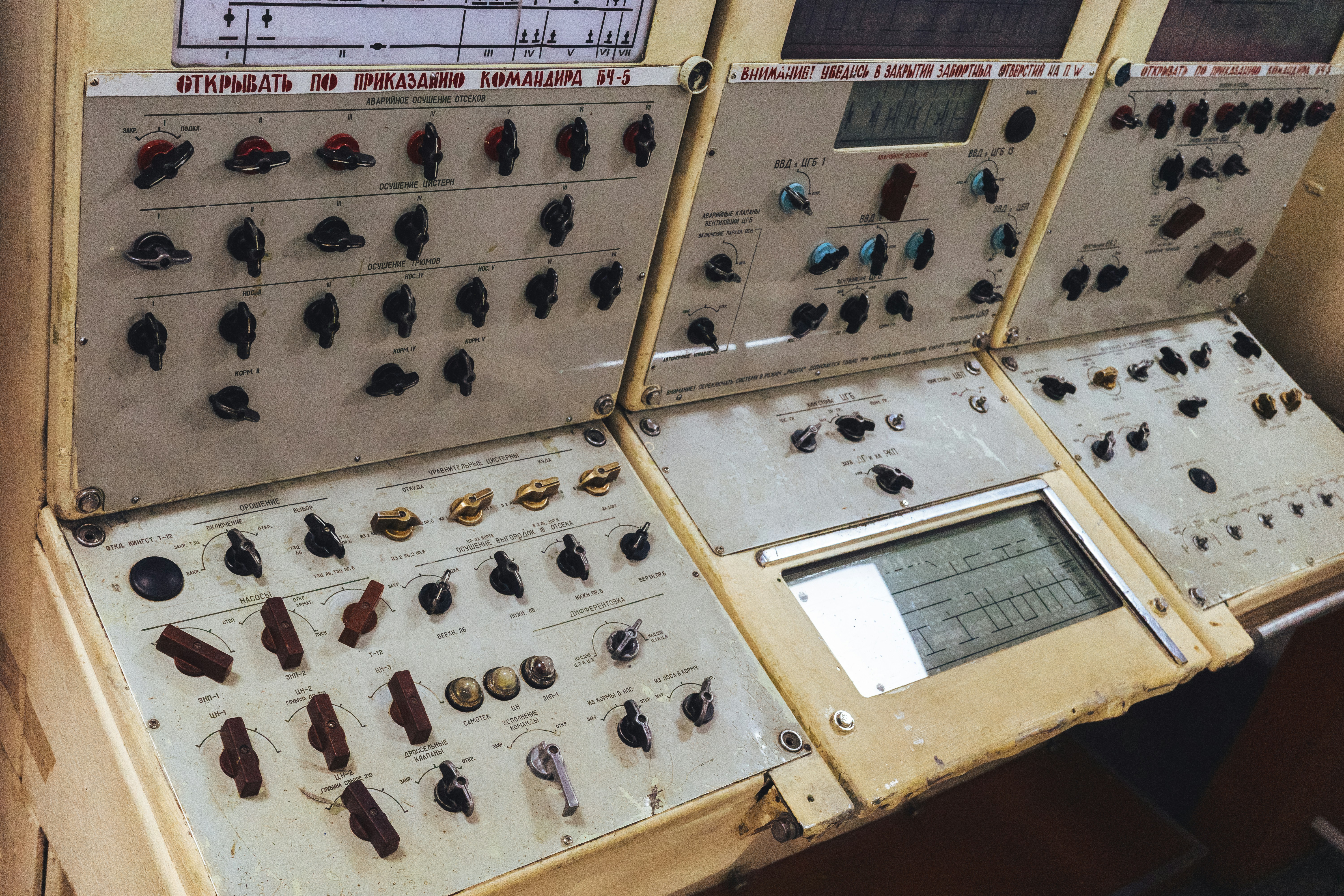 A bunch of electronic devices sitting on top of a table photo – Free ...