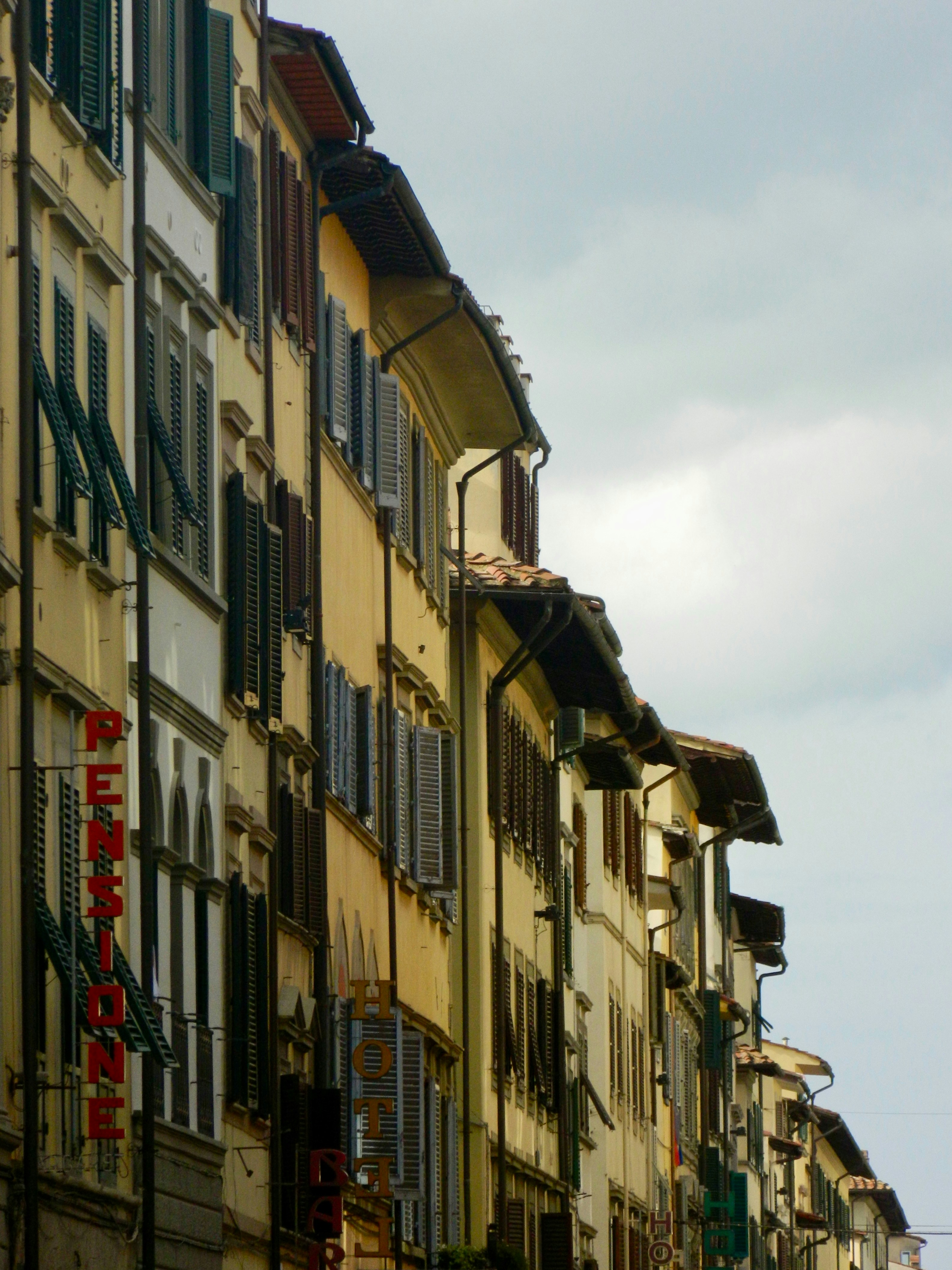 A row of buildings on a city street photo – Free Florence Image on Unsplash