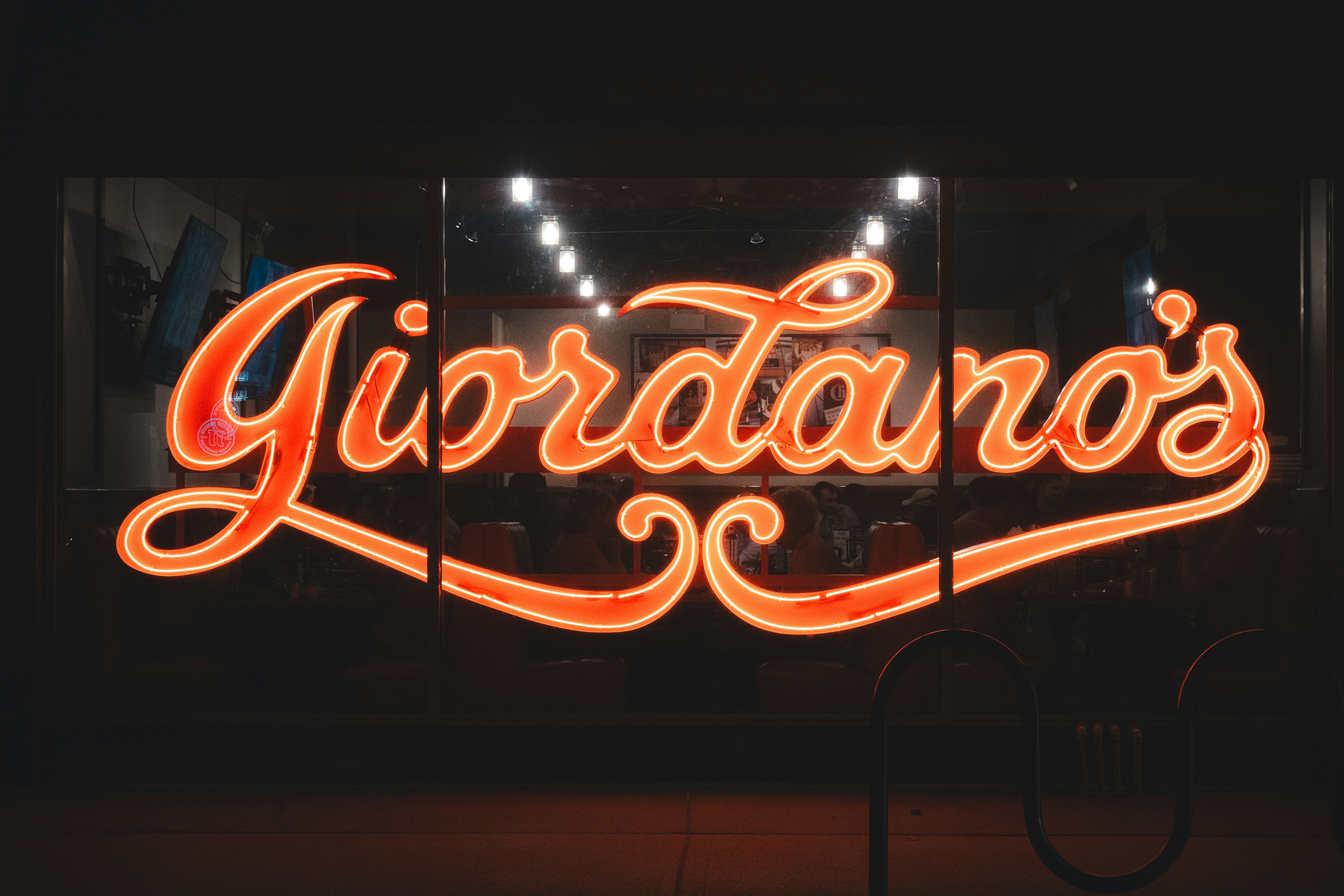 A neon sign that reads giordanos in spanish photo – Free Giordano's ...