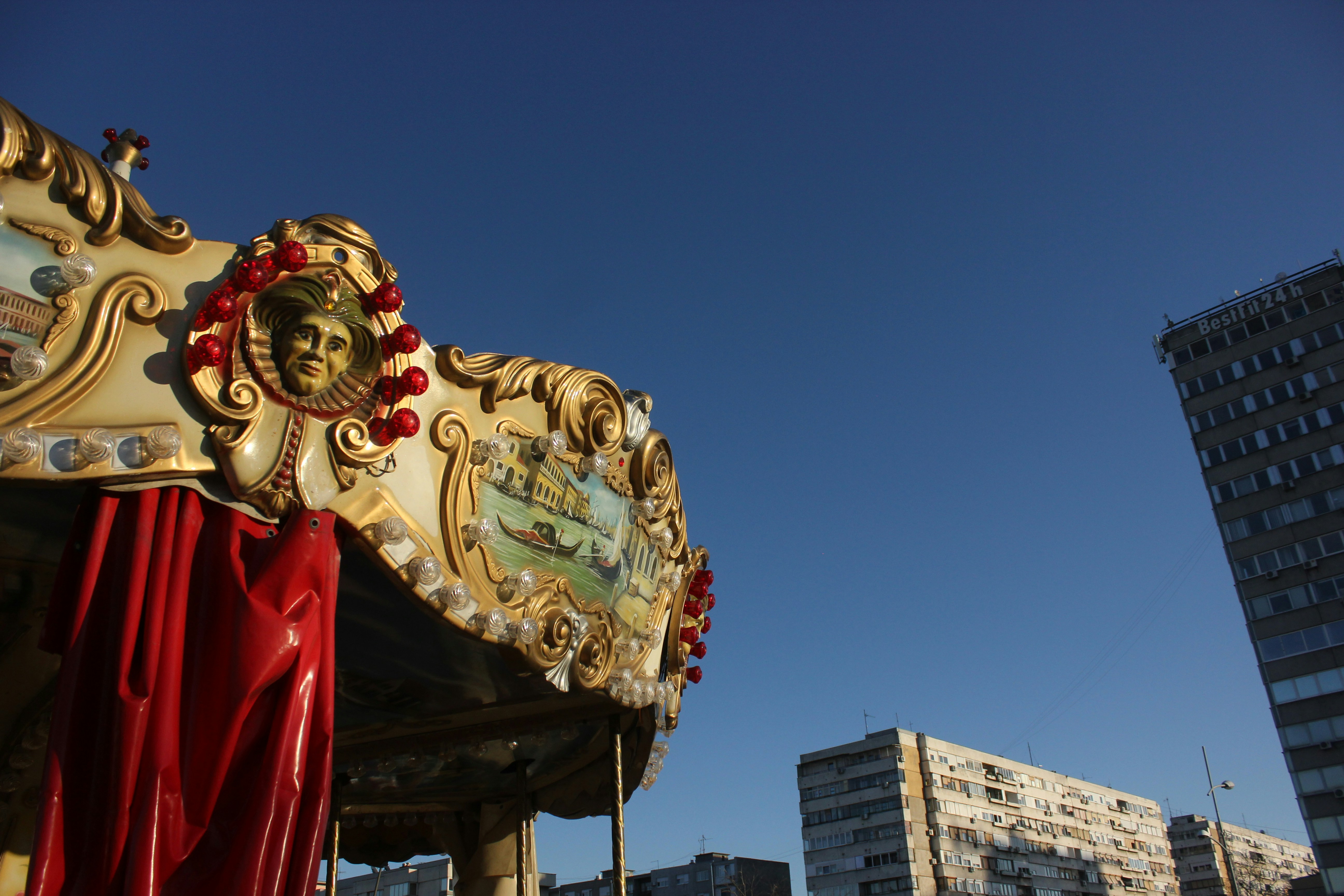 Gilded Crest Over Concrete Skyline