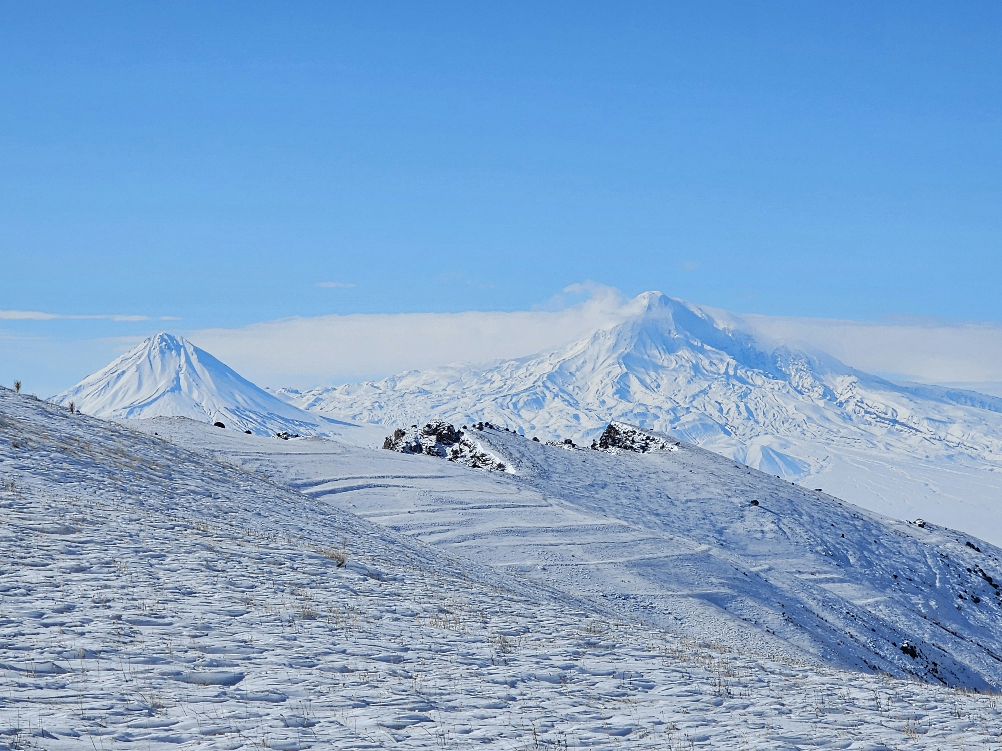 Mets Parakhadem (also known as Karmirkar) is one of the most impressive peaks of the Urts Mountains. Mountain height is 1949 meters. (Photo was taken: 28.01.2024)