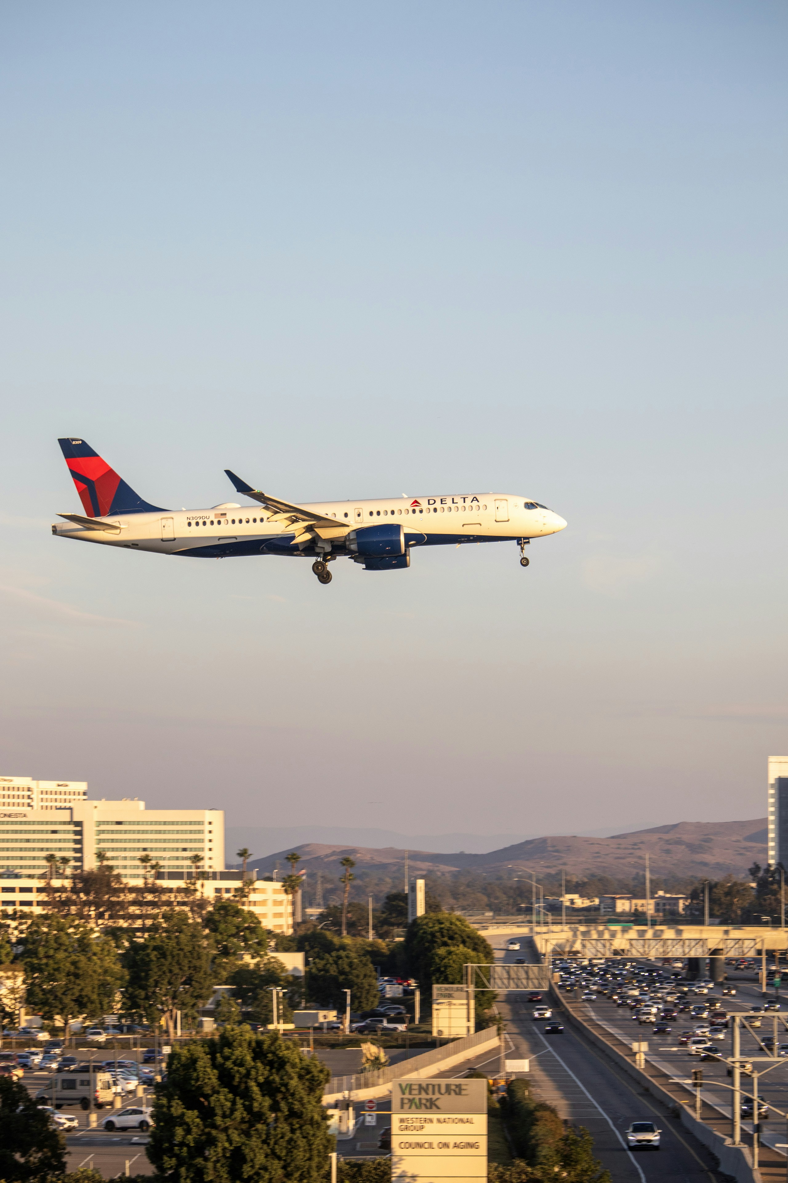 Foto Sebuah jet penumpang besar terbang di atas kota – Gambar Pesawat ...
