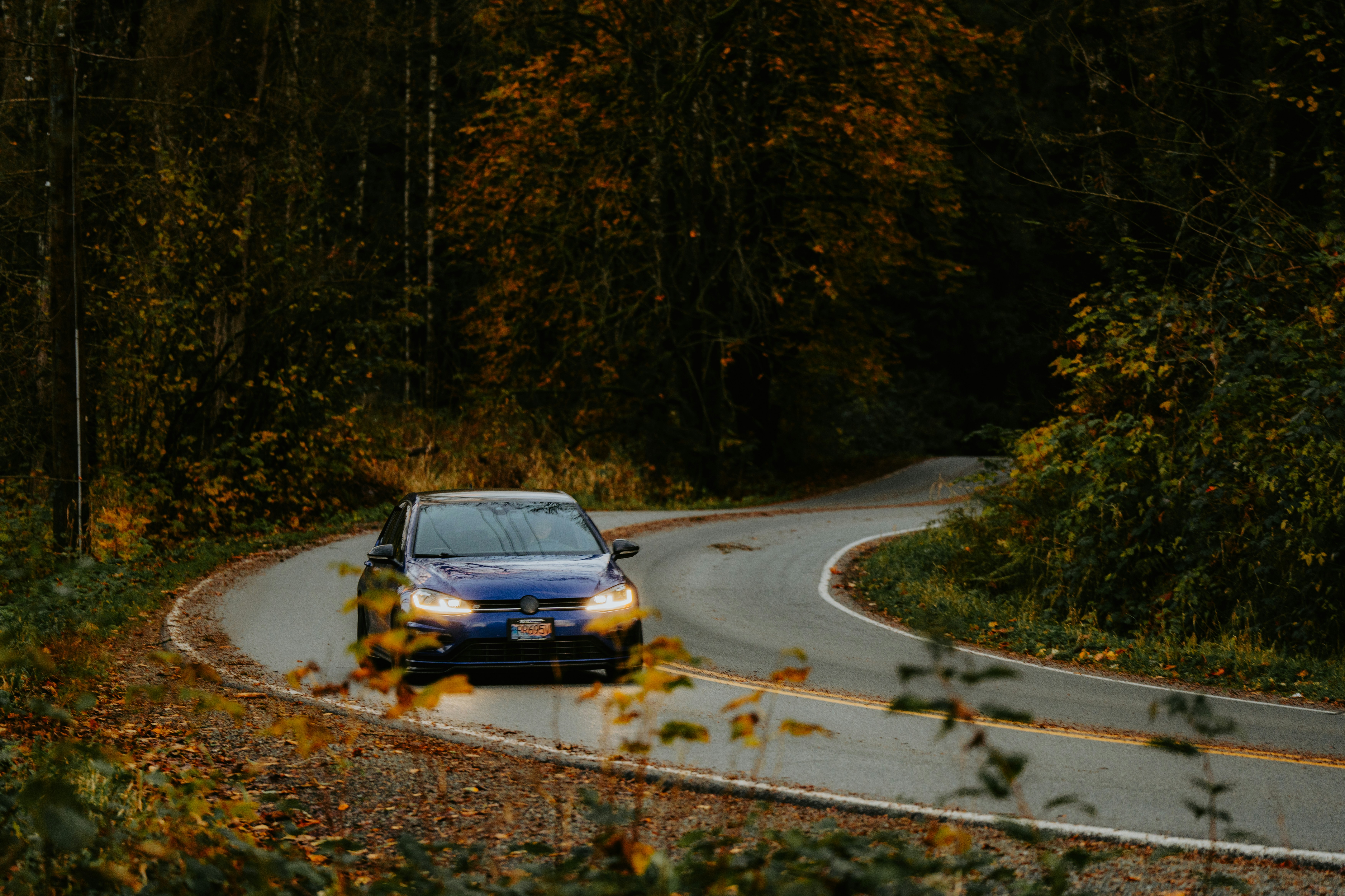 A blue car driving down a curvy road photo – Free Car Image on Unsplash