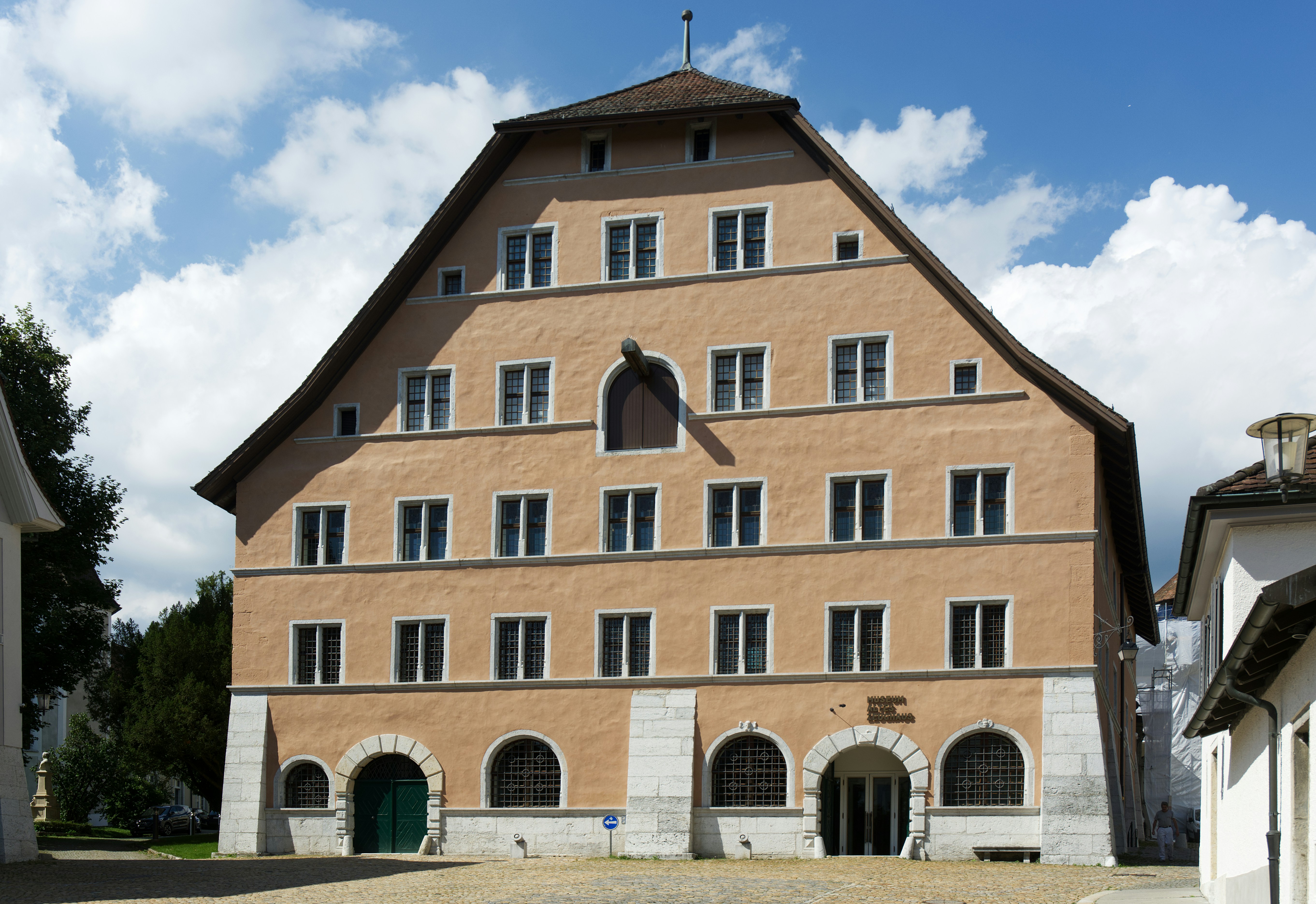 Armory Pictures | Download Free Images on Unsplash