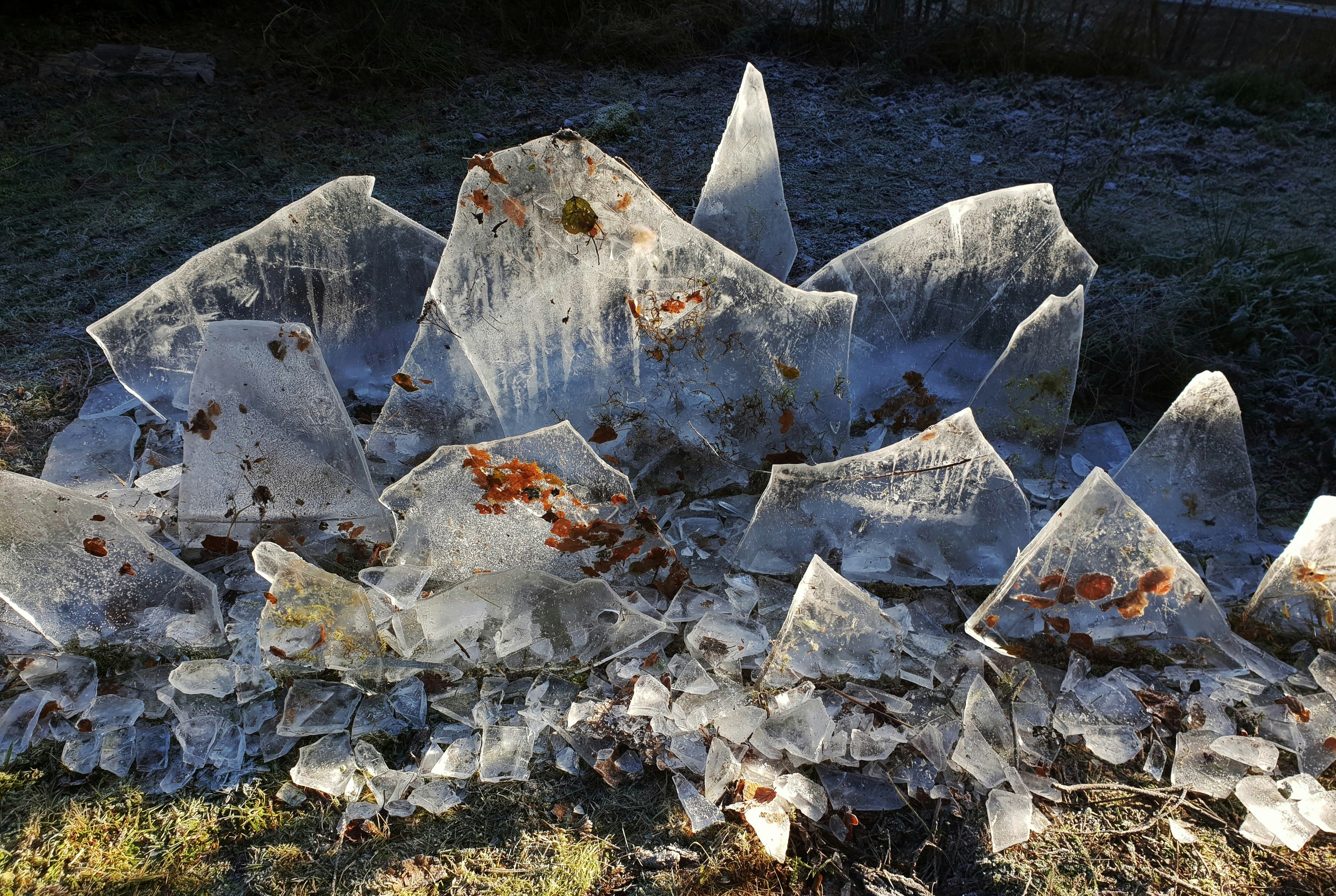 Prismatic Ice Geodes: Sharp Peaks Emergent from Ground Dust
