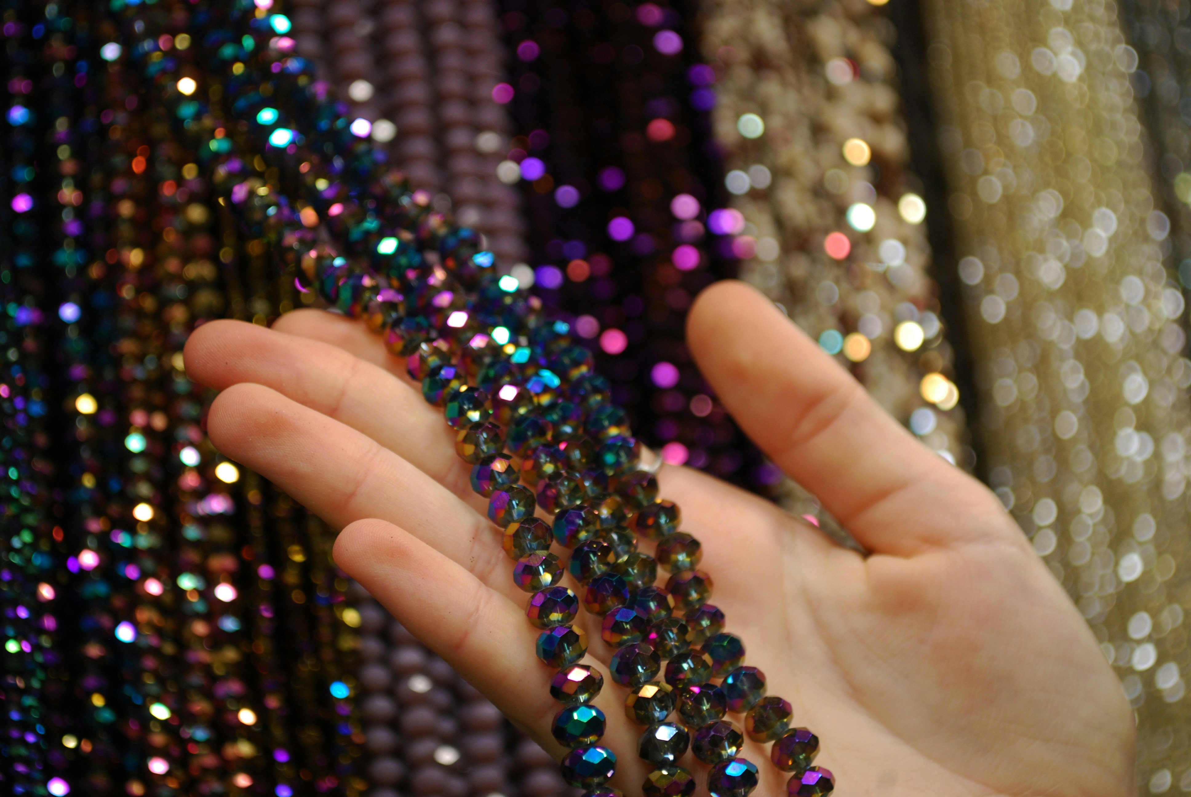 A hand is holding a string of beads photo – Free Diy Image on Unsplash